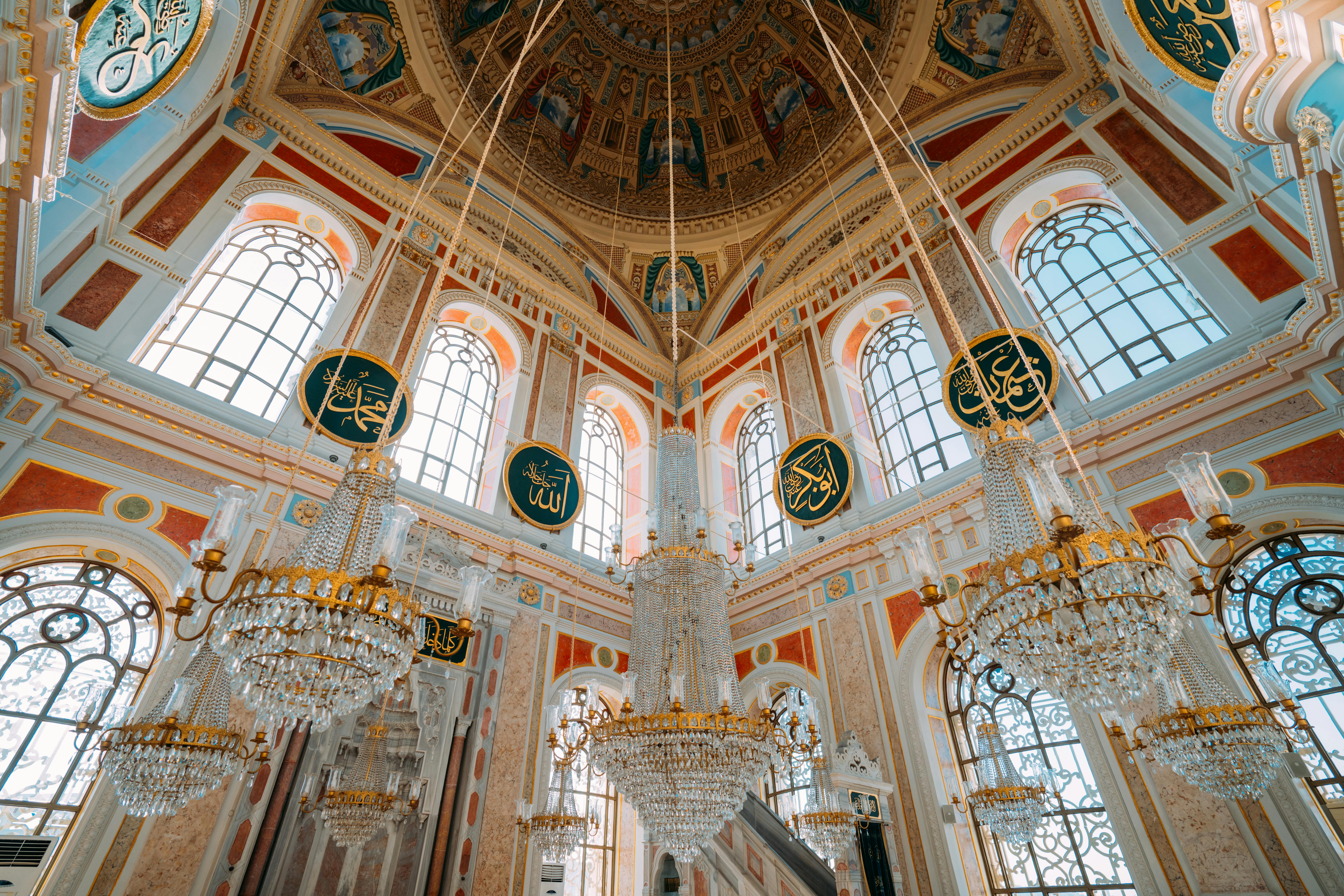 Chandeliers Inside the Mosque · Free Stock Photo