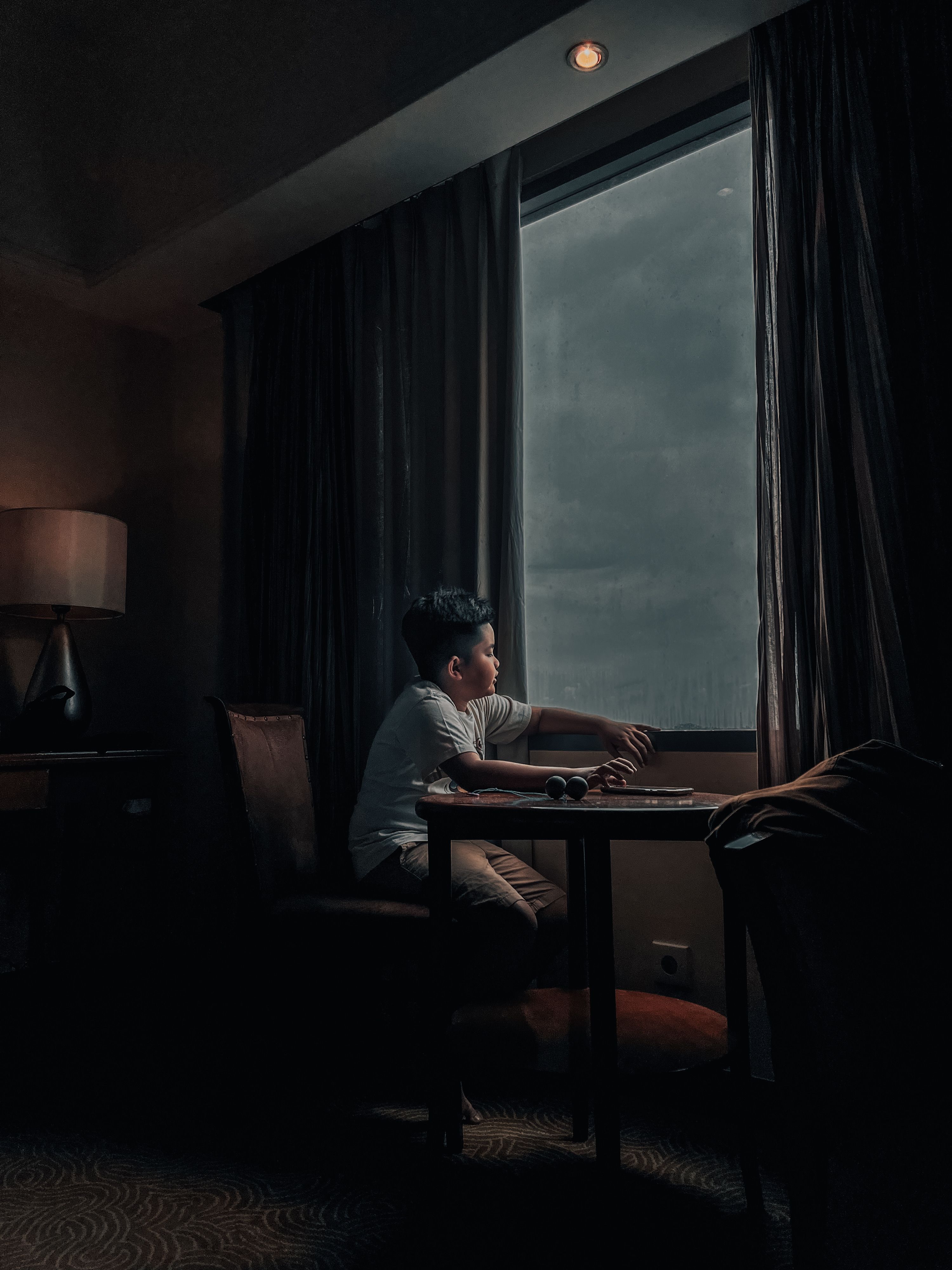 Boy Sitting In Dark Room Photos, Download Free Boy Sitting In Dark Room ...