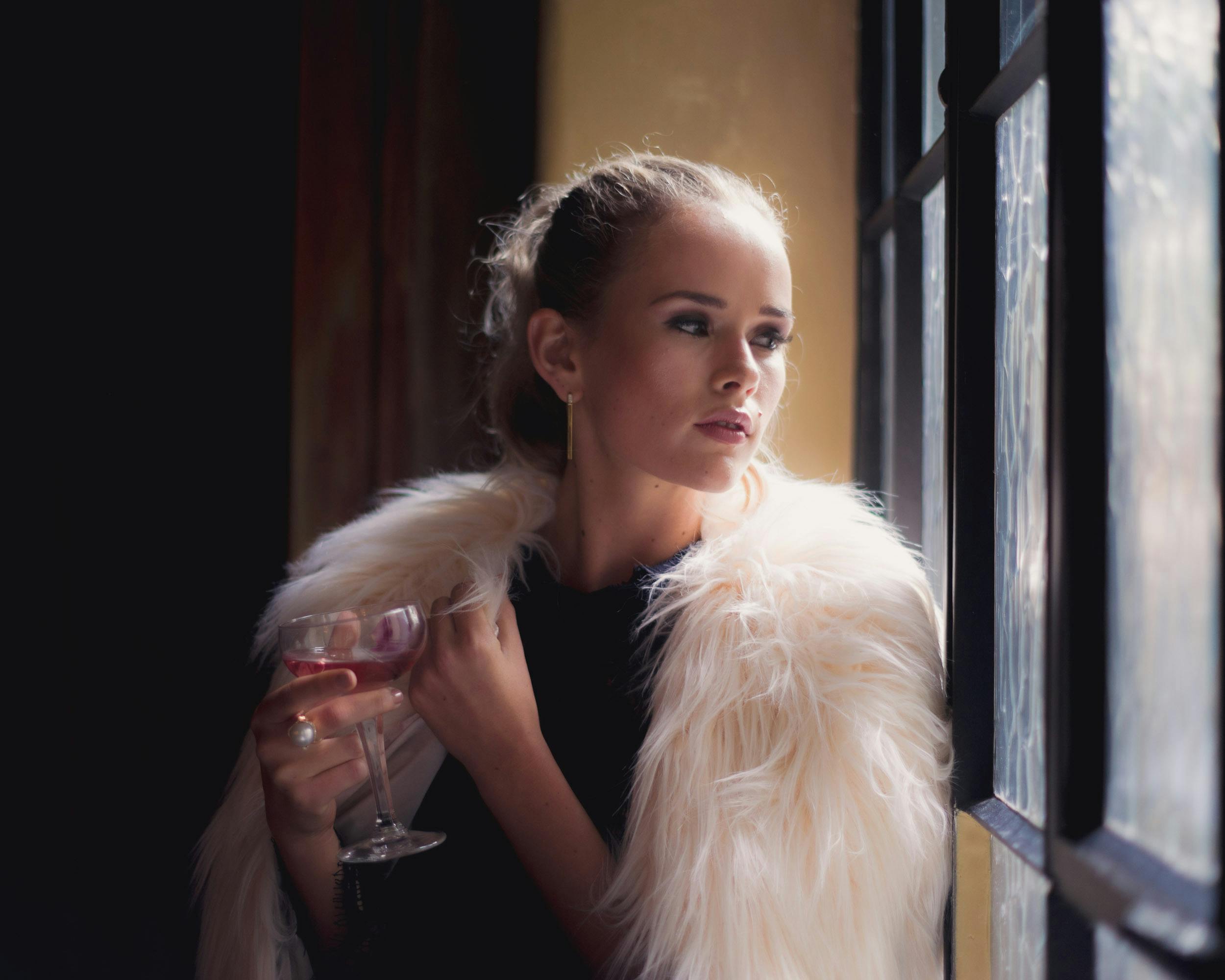 Rich Woman Wearing Jewelry Photos, Download The BEST Free Rich Woman ...