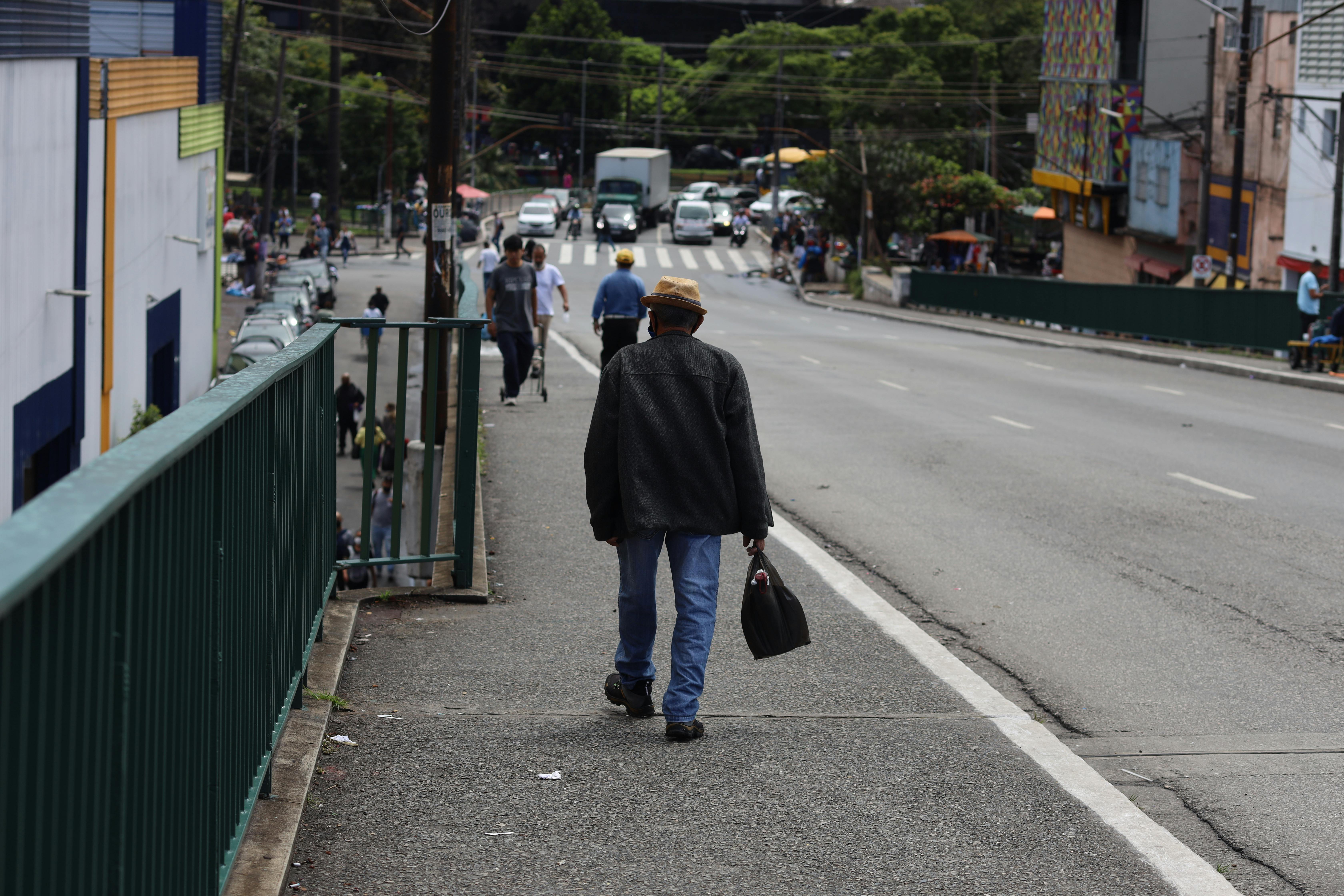 Pedestrians on Sidewalk · Free Stock Photo