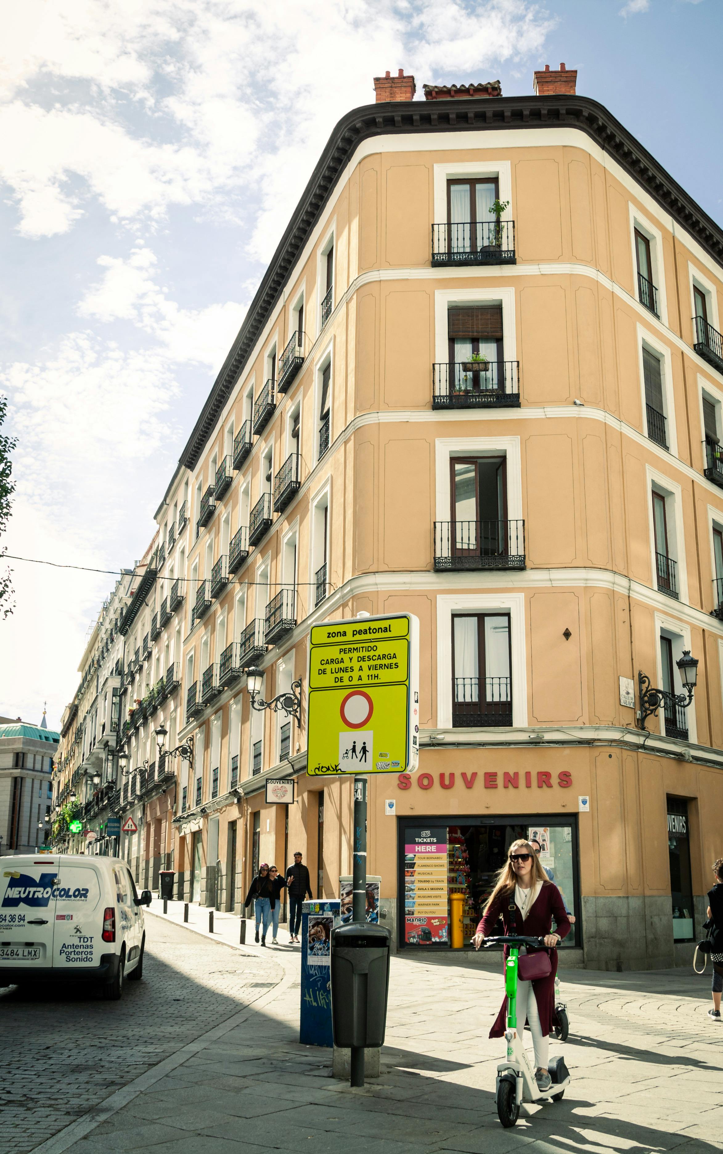 Corner Tenement in City · Free Stock Photo