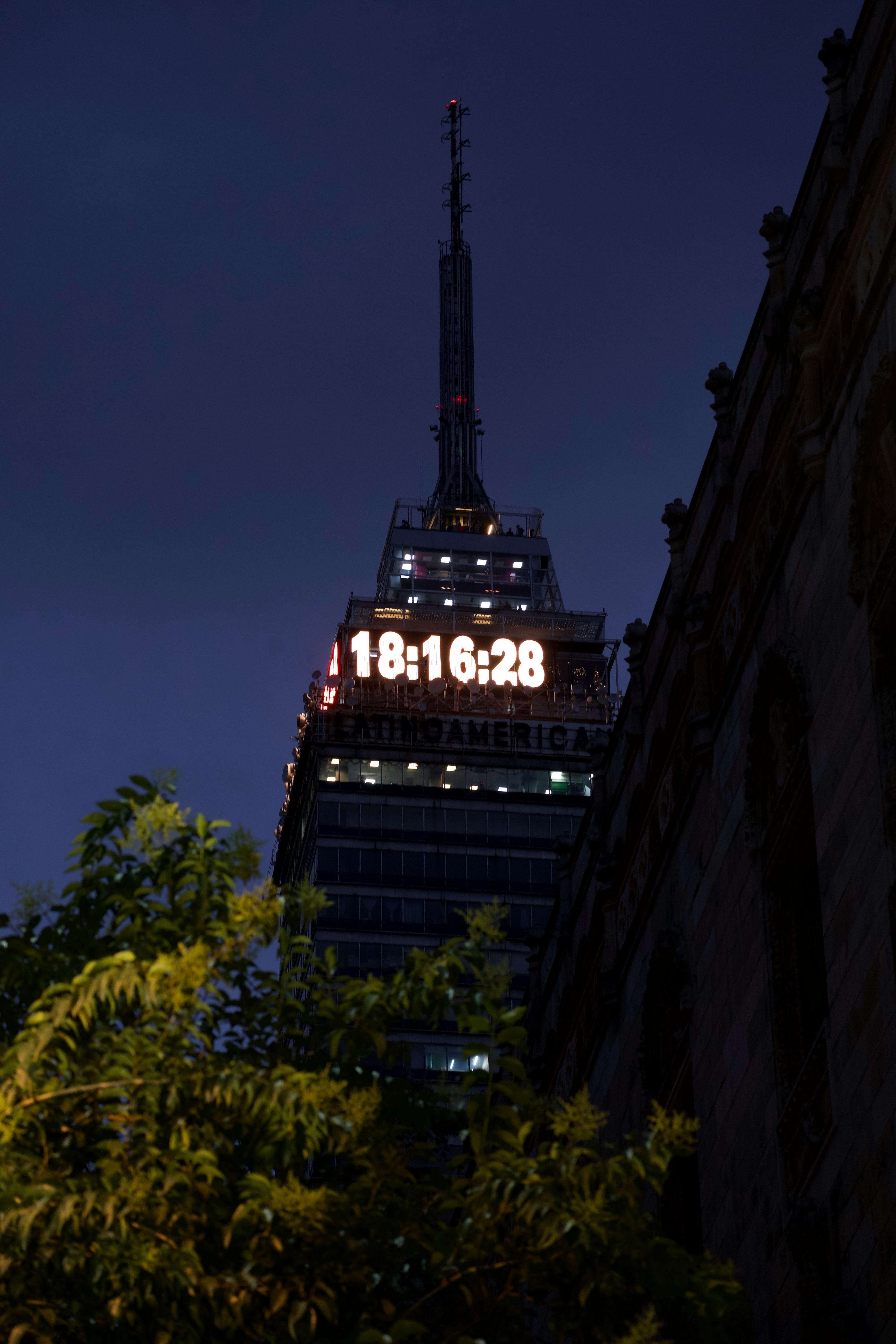 Time Displayed on Top of a Building · Free Stock Photo