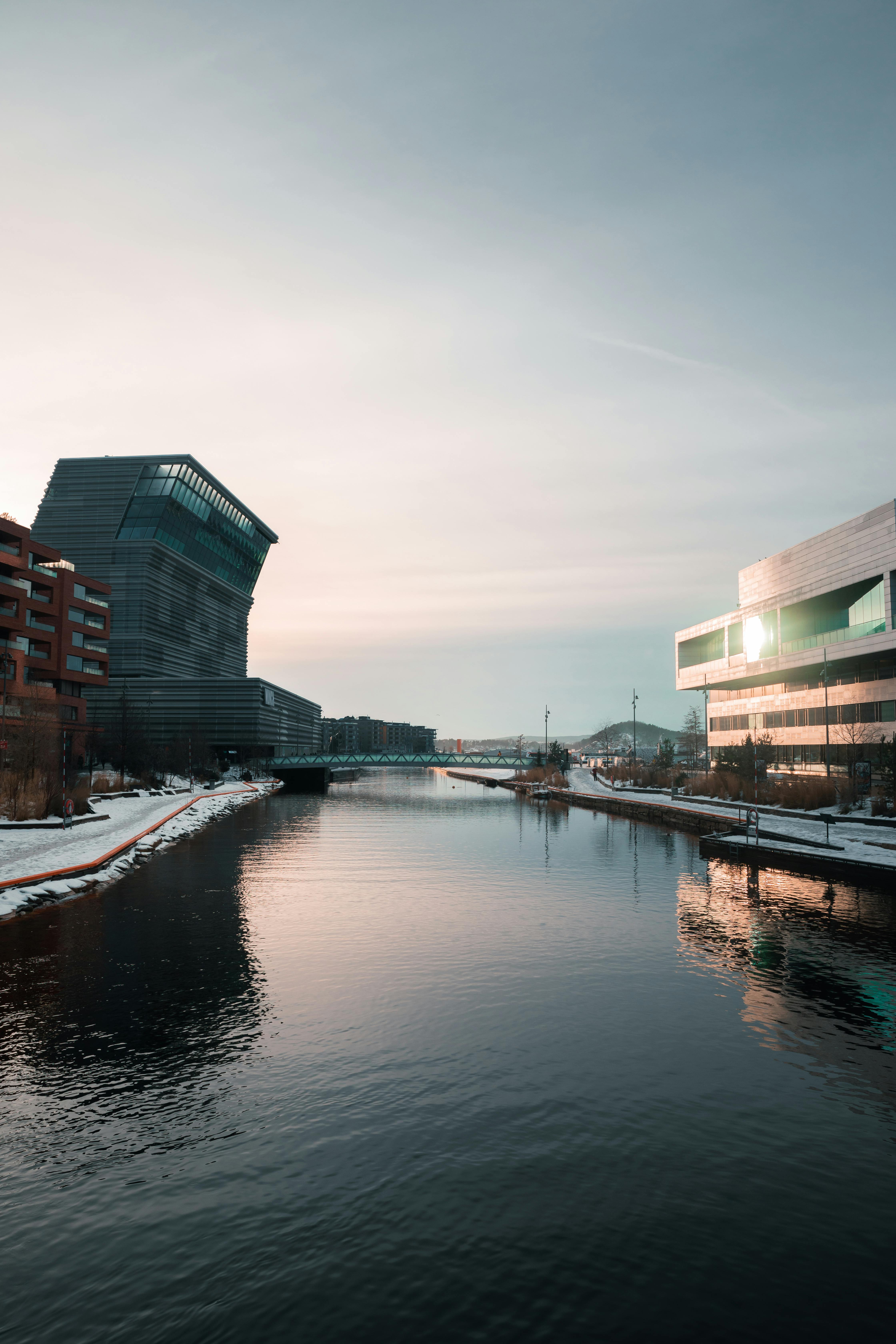 A river with buildings in the background · Free Stock Photo
