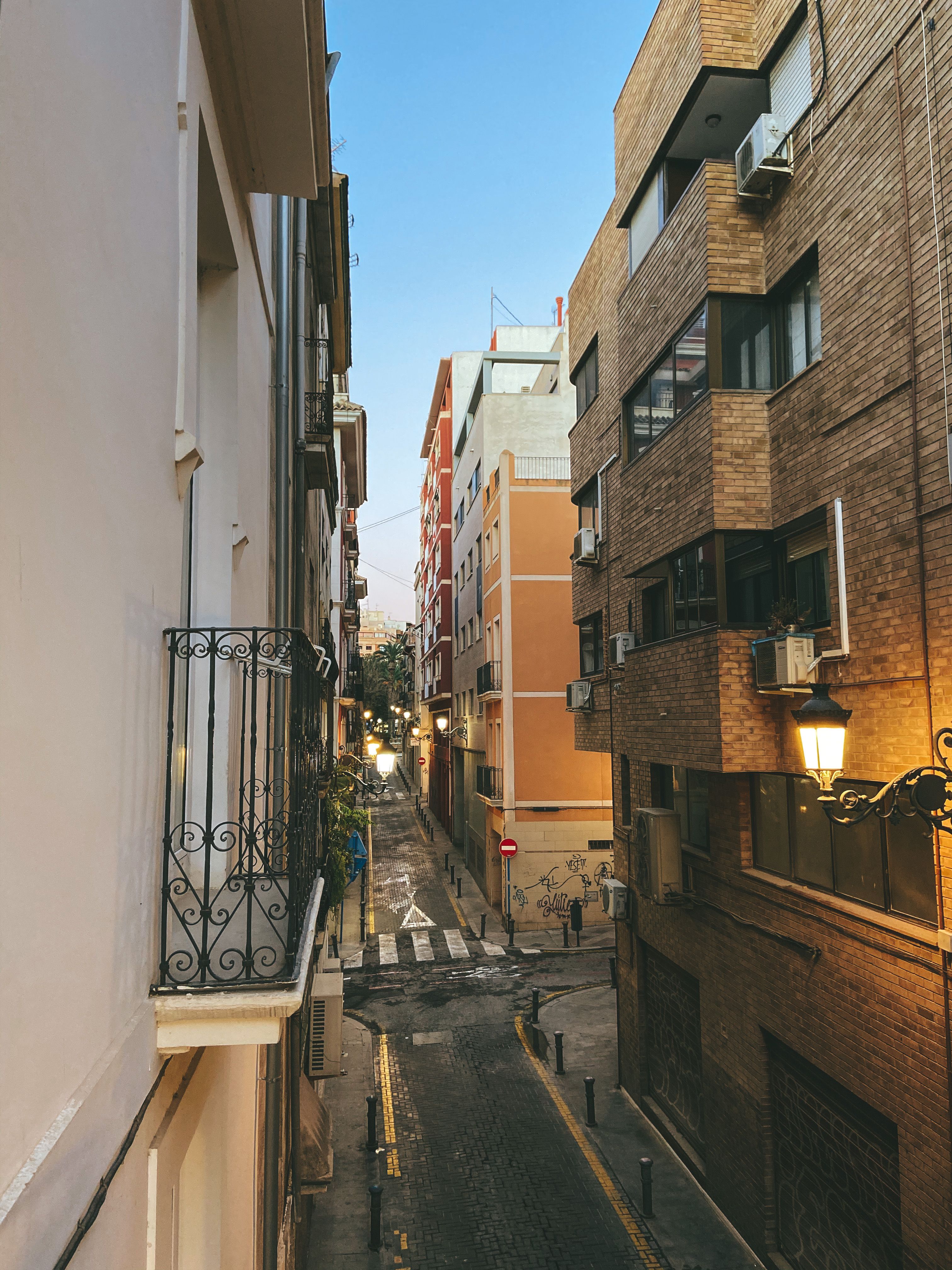 Buildings on City Street · Free Stock Photo