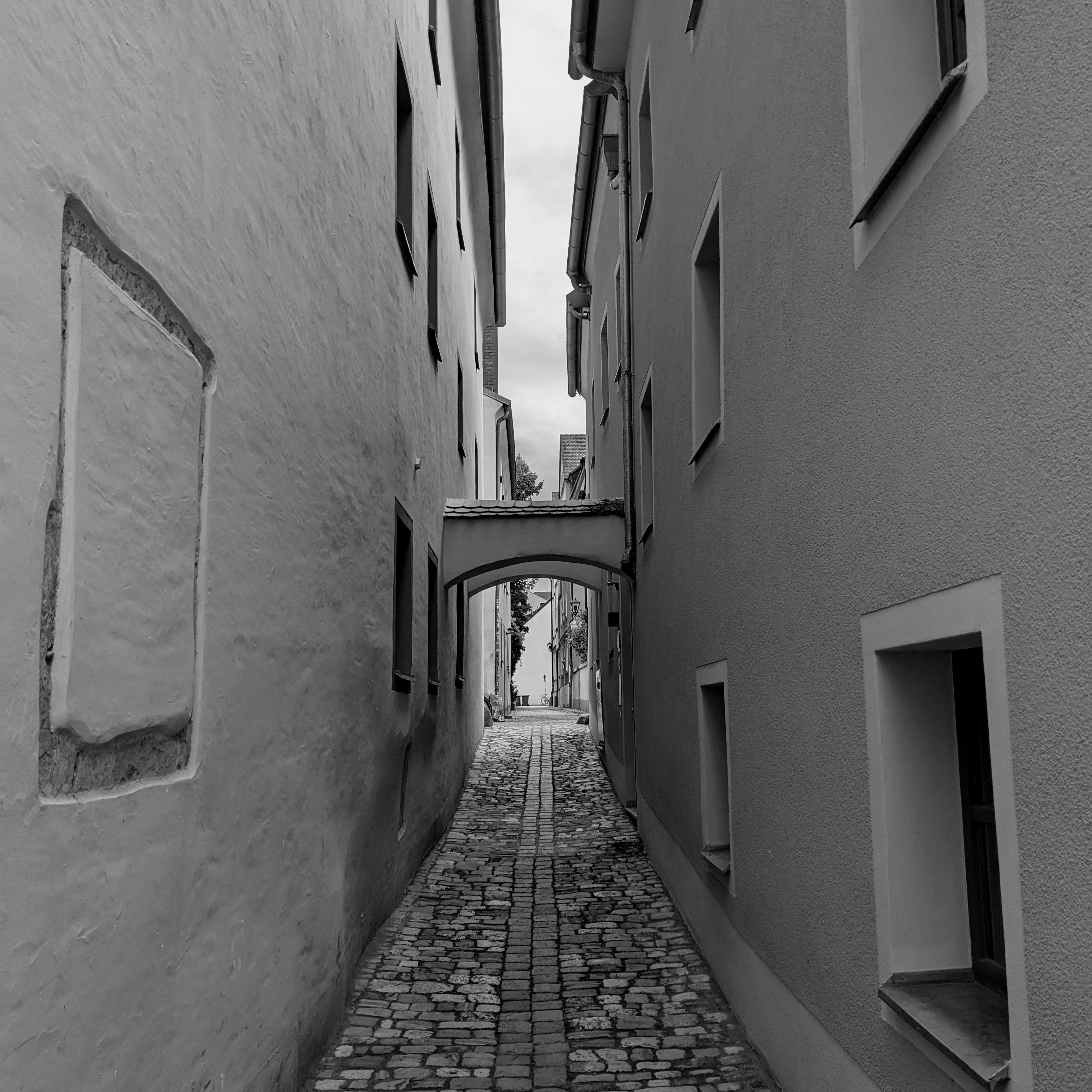 Alley in Town in Black and White · Free Stock Photo