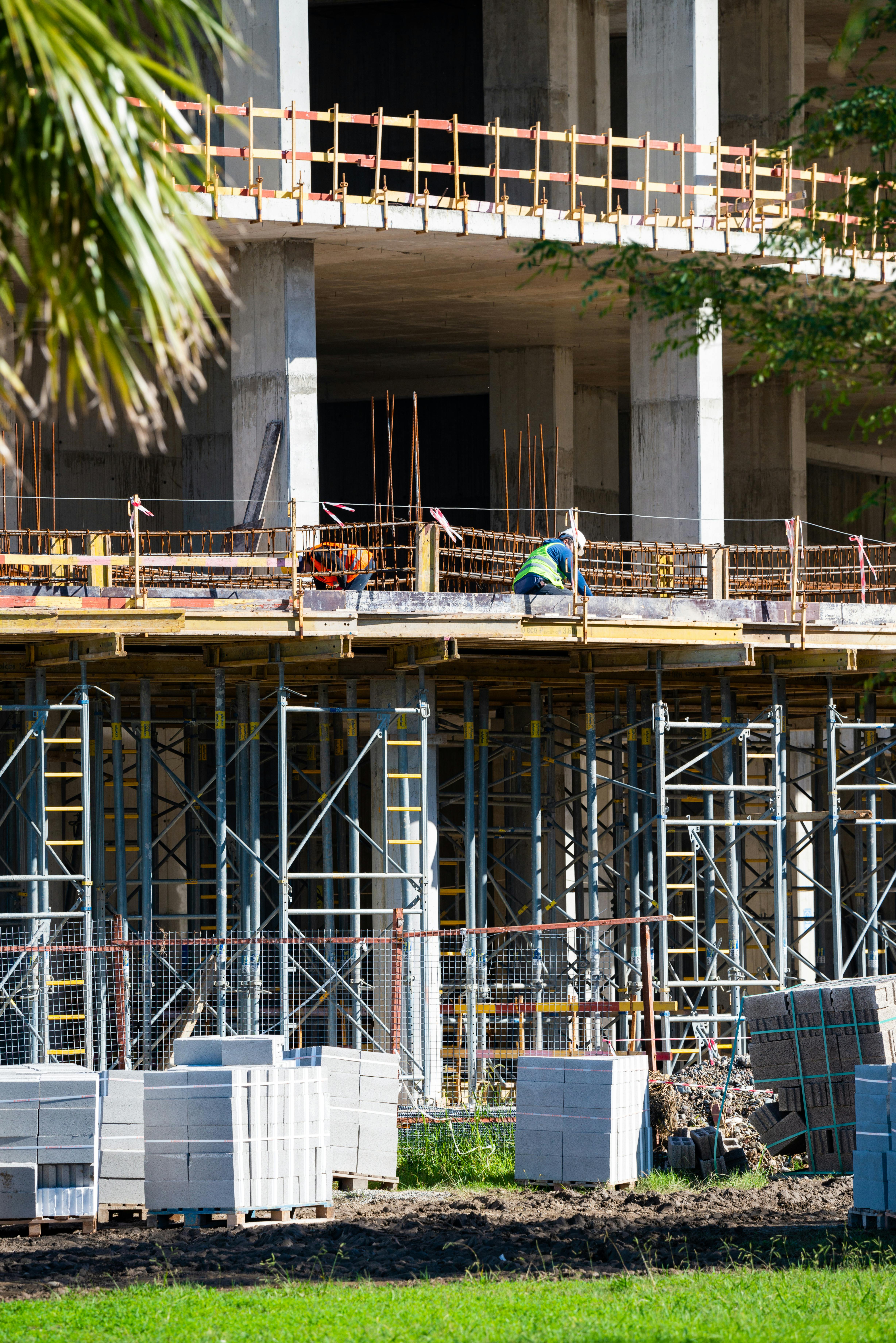 Foto de stock gratuita sobre al aire libre, albañiles, alto, andamio ...