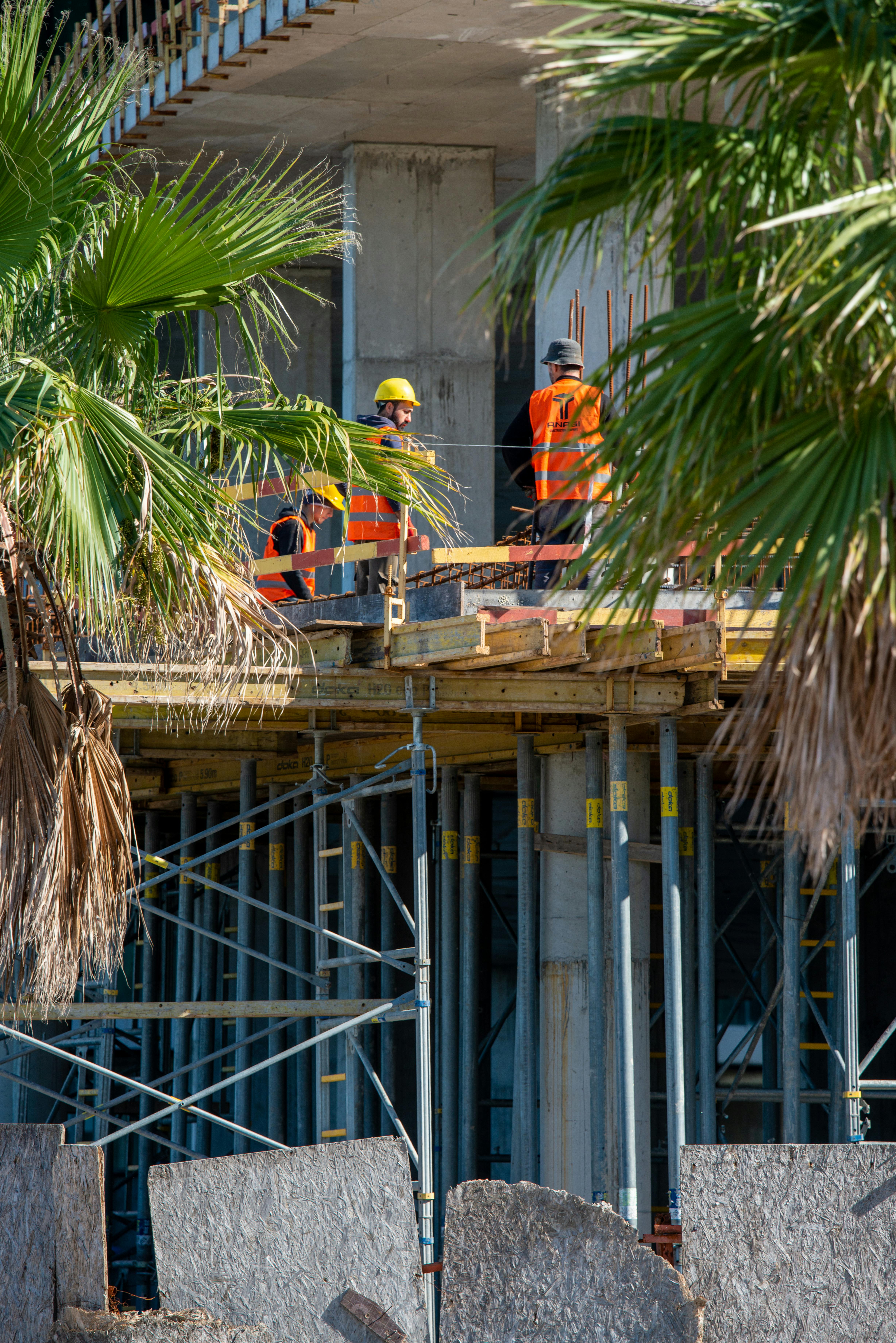 Workers on Scaffolding · Free Stock Photo