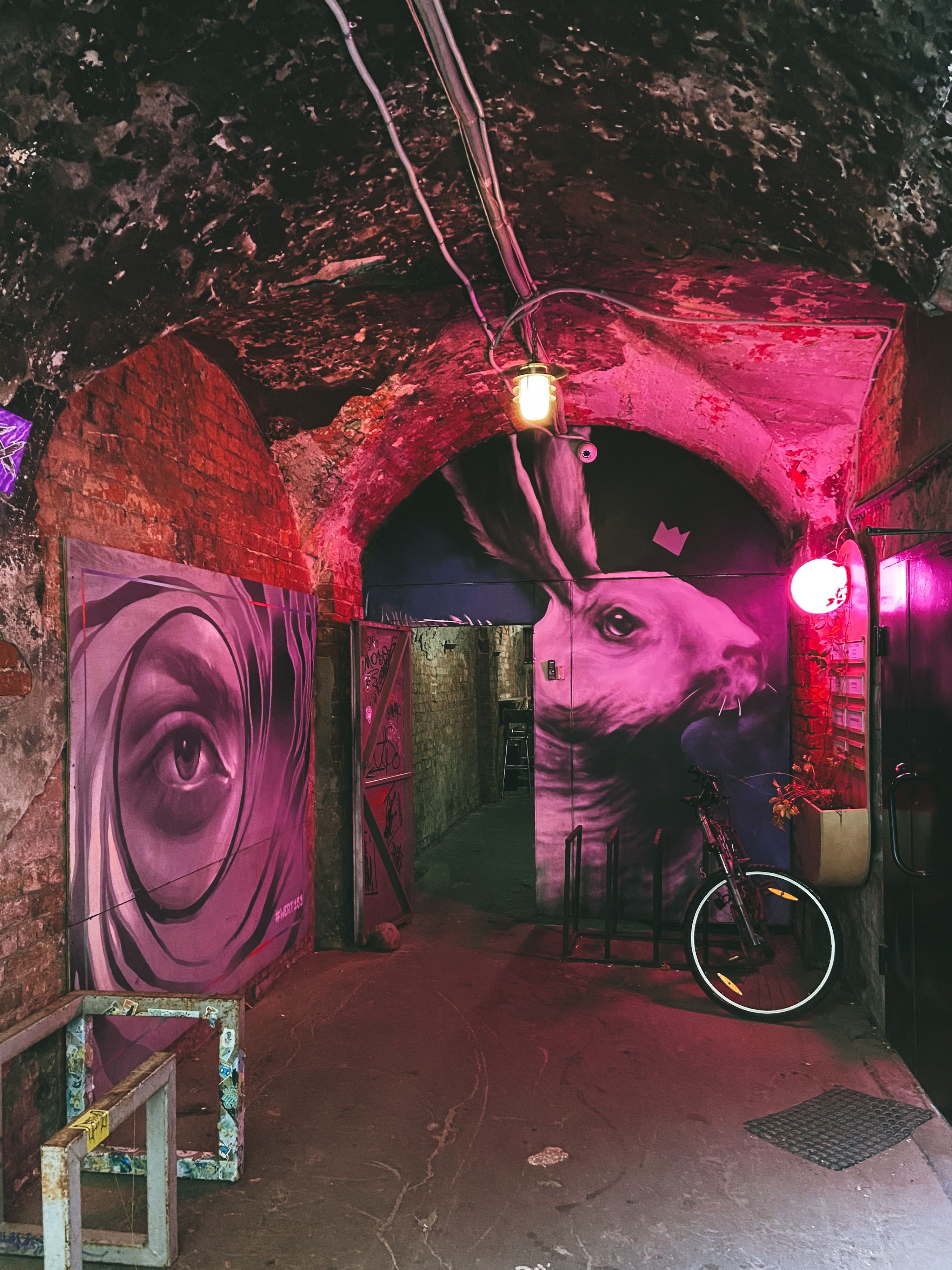 city courtyard with graffiti · Free Stock Photo