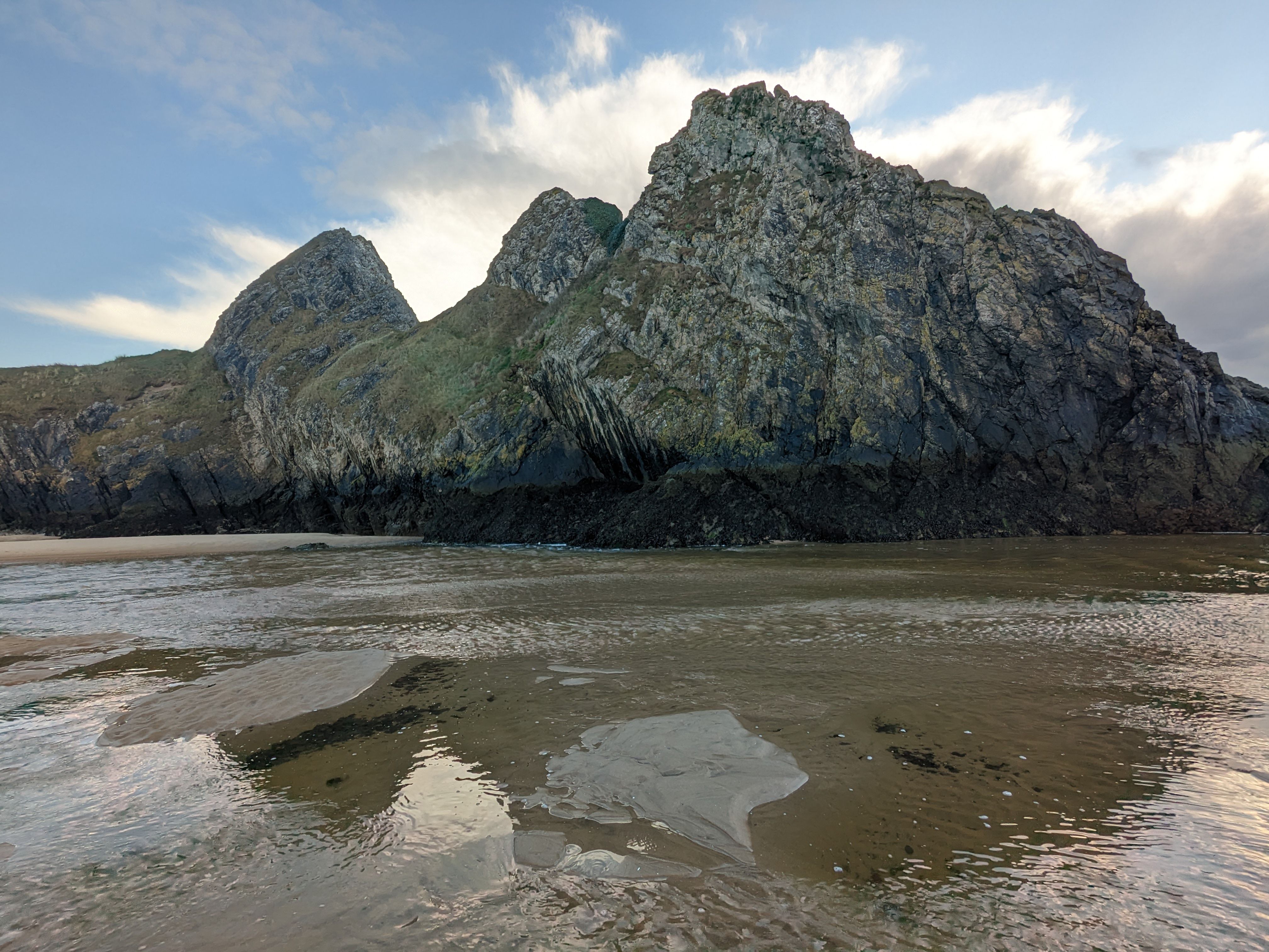 Rocky Cliff on the Shore · Free Stock Photo