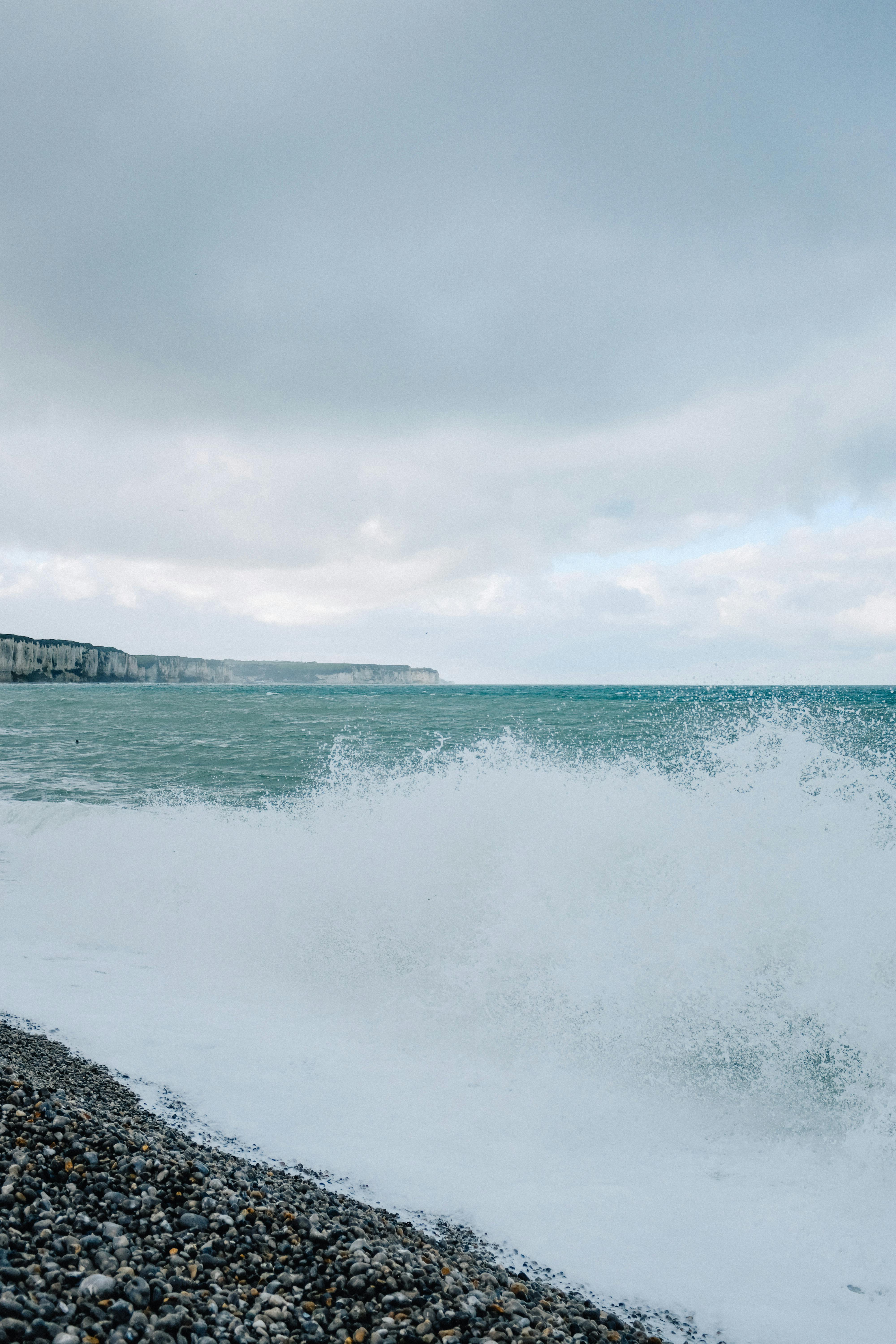 Waves Crashing onto Shore · Free Stock Photo