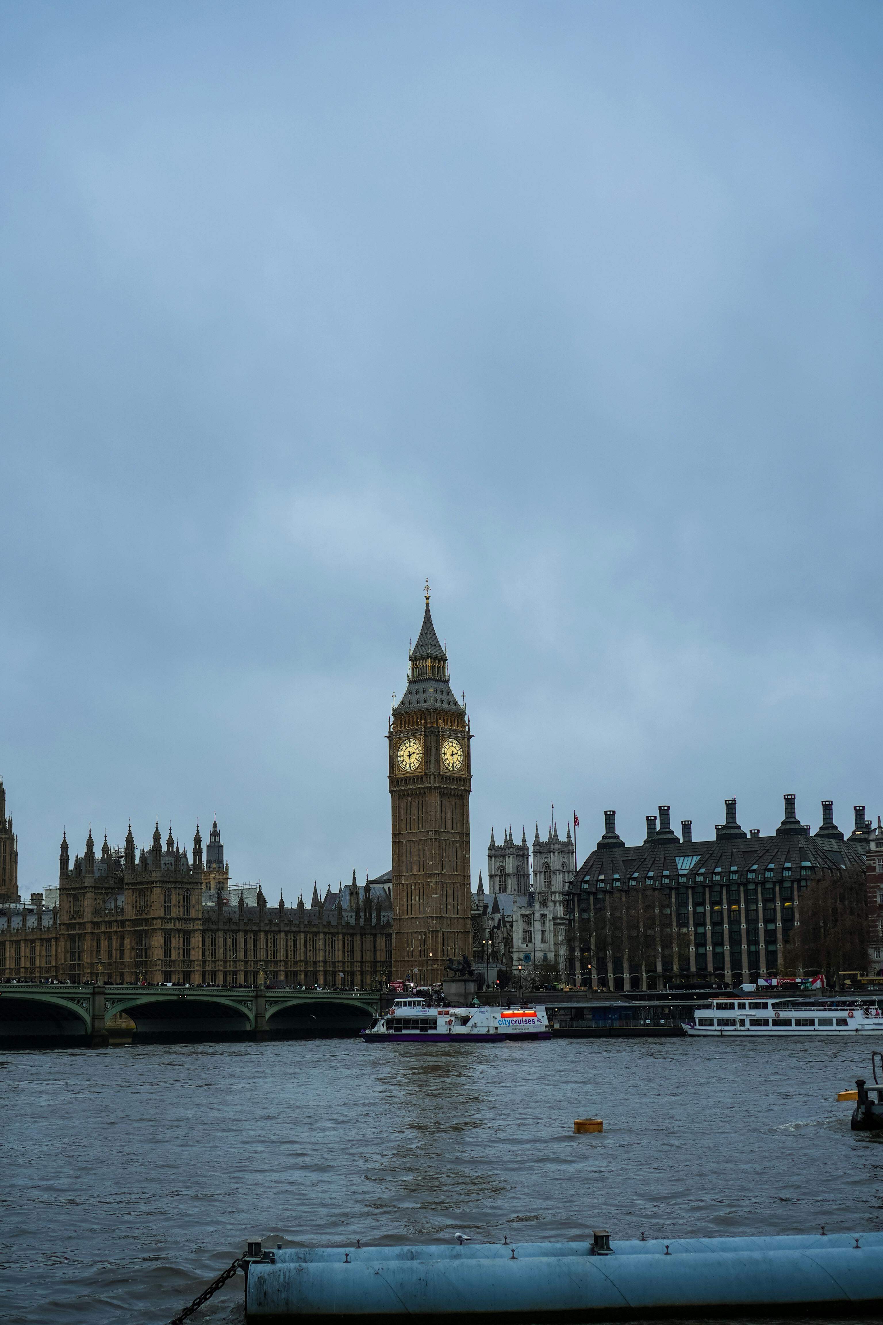 Big Ben Structure Near White Concrete Structure · Free Stock Photo