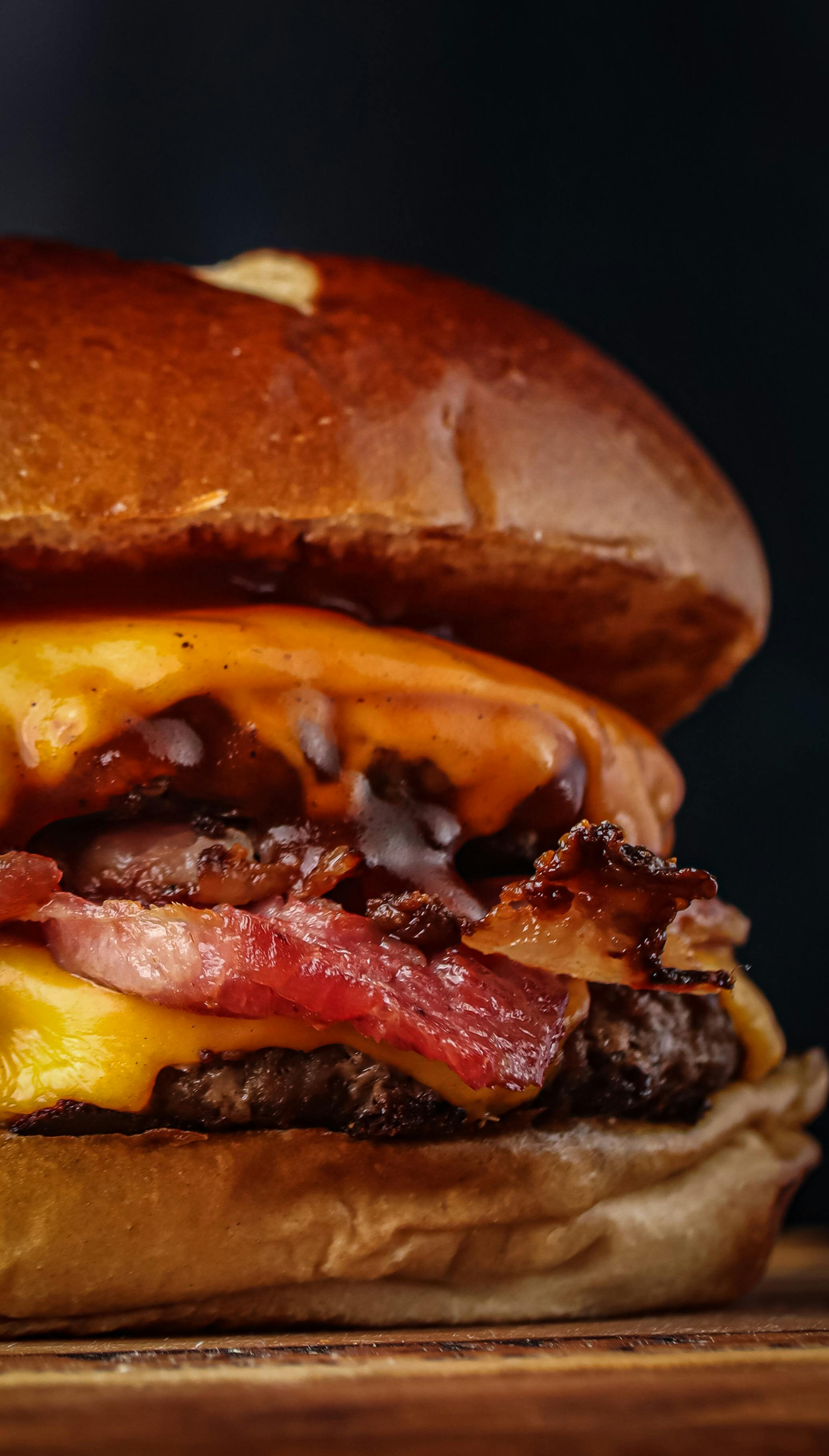 Close-Up Shot of Cheeseburger · Free Stock Photo