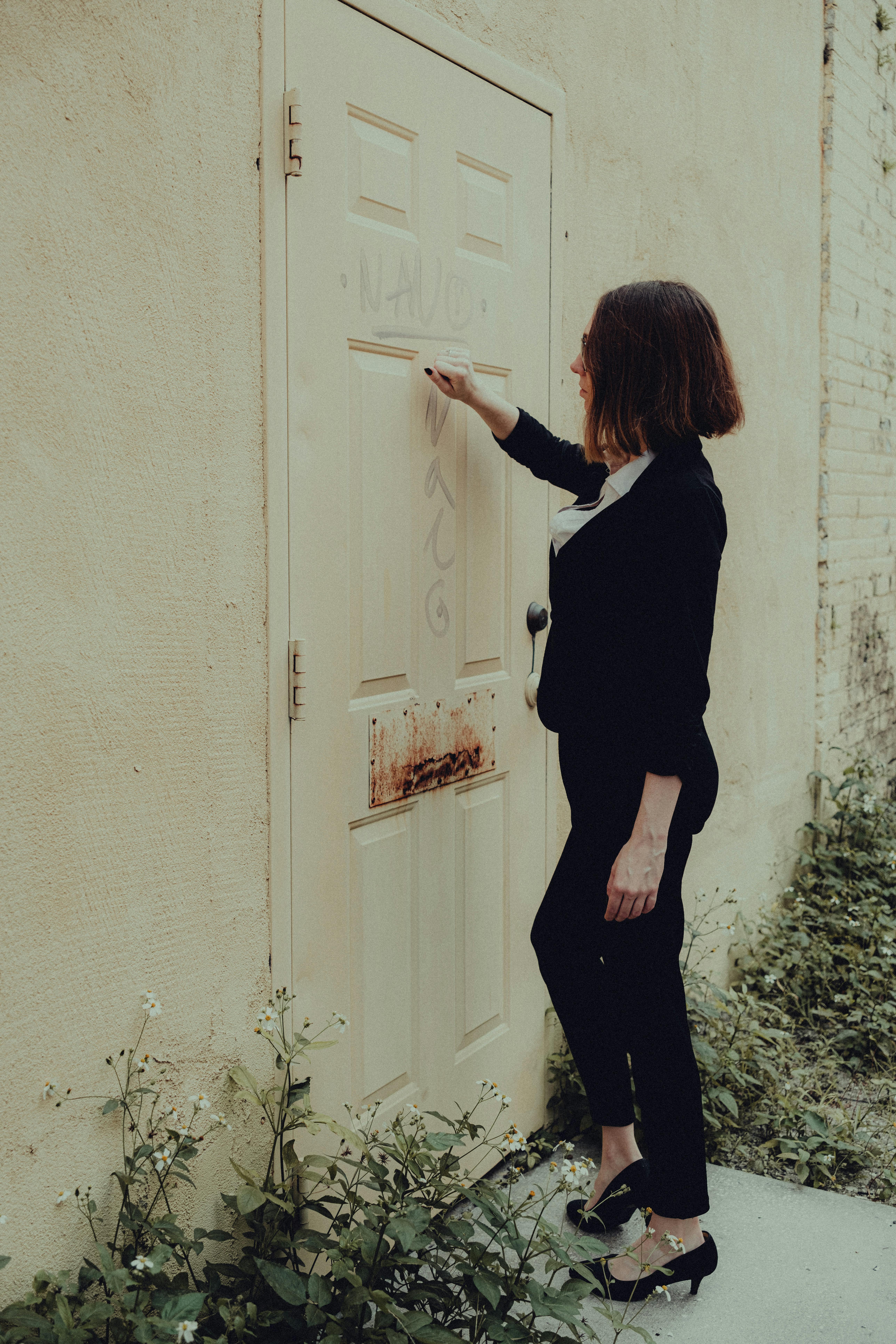 Girl Knocking Photos, Download The BEST Free Girl Knocking Stock Photos ...