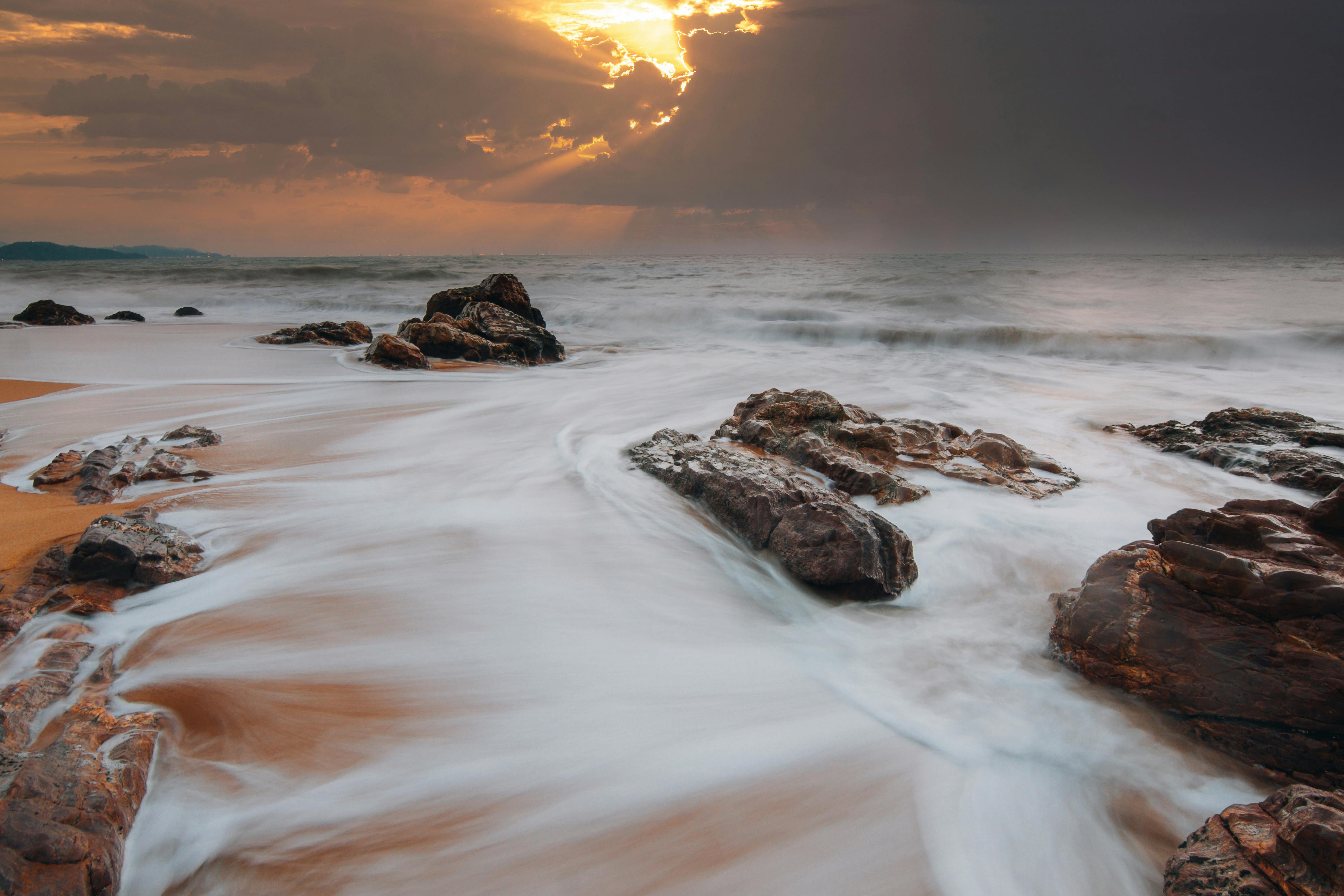 Sea Waves during High Tide · Free Stock Photo