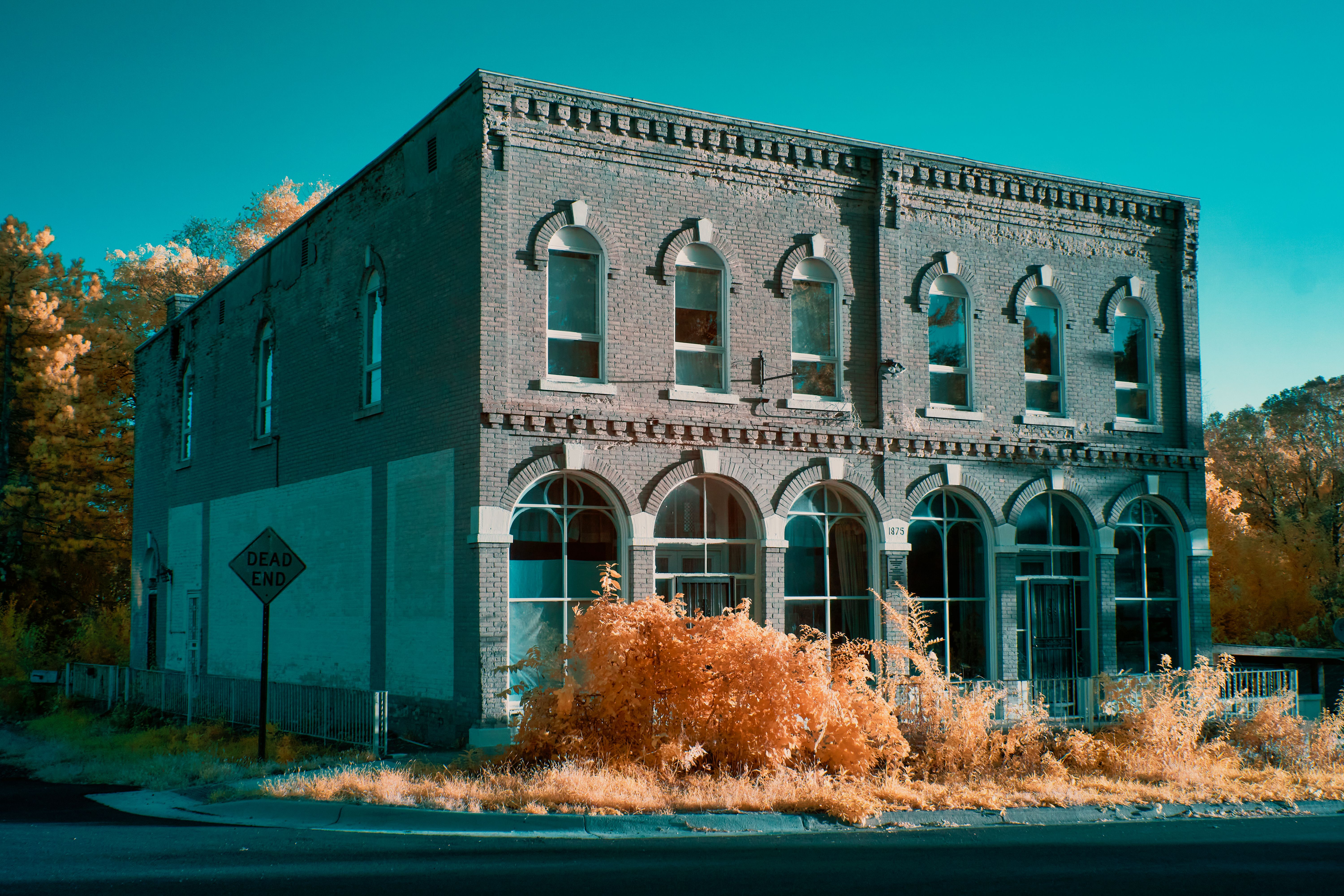 Building near Street · Free Stock Photo