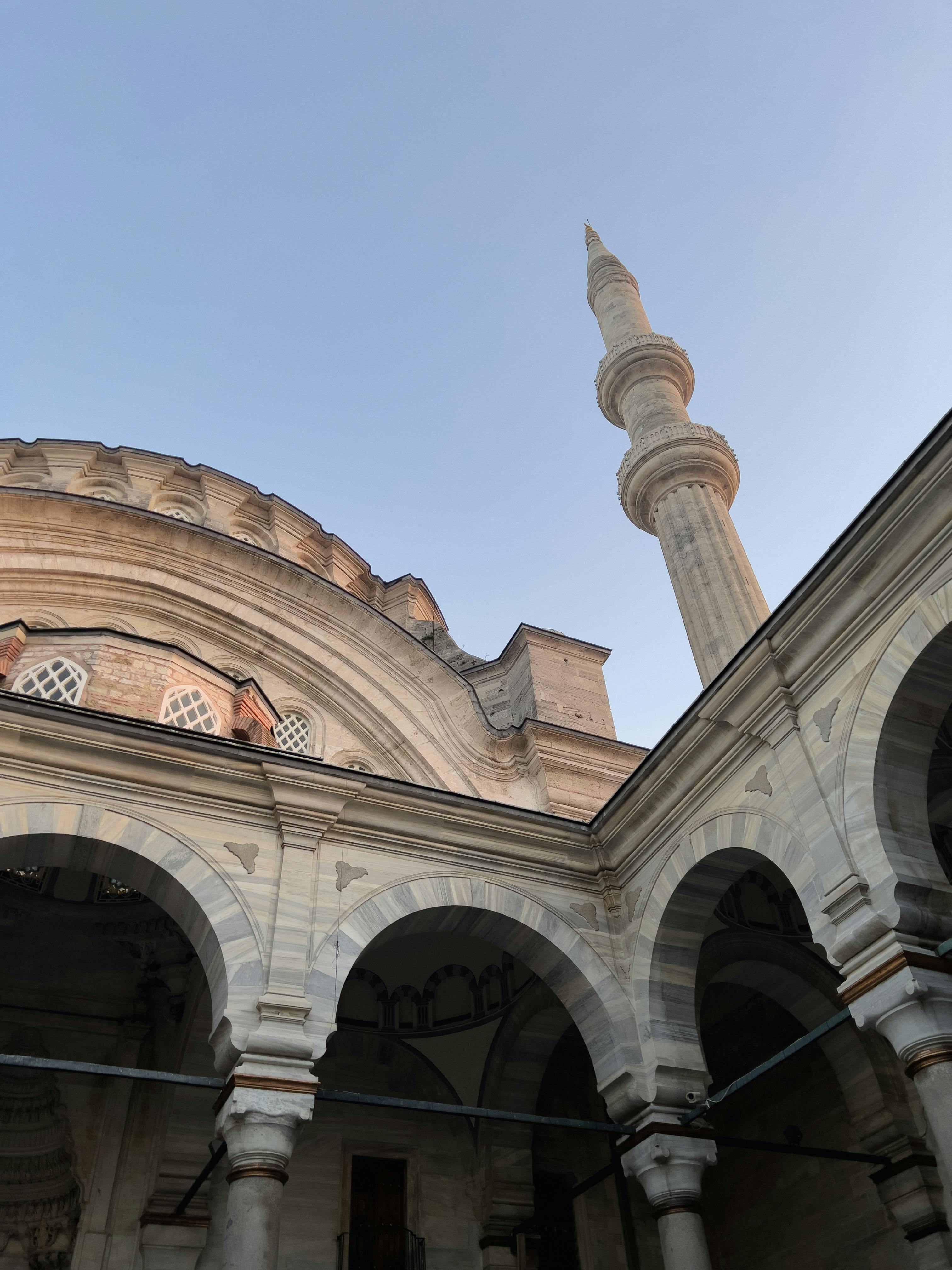 Mosque with Dome and Minaret · Free Stock Photo