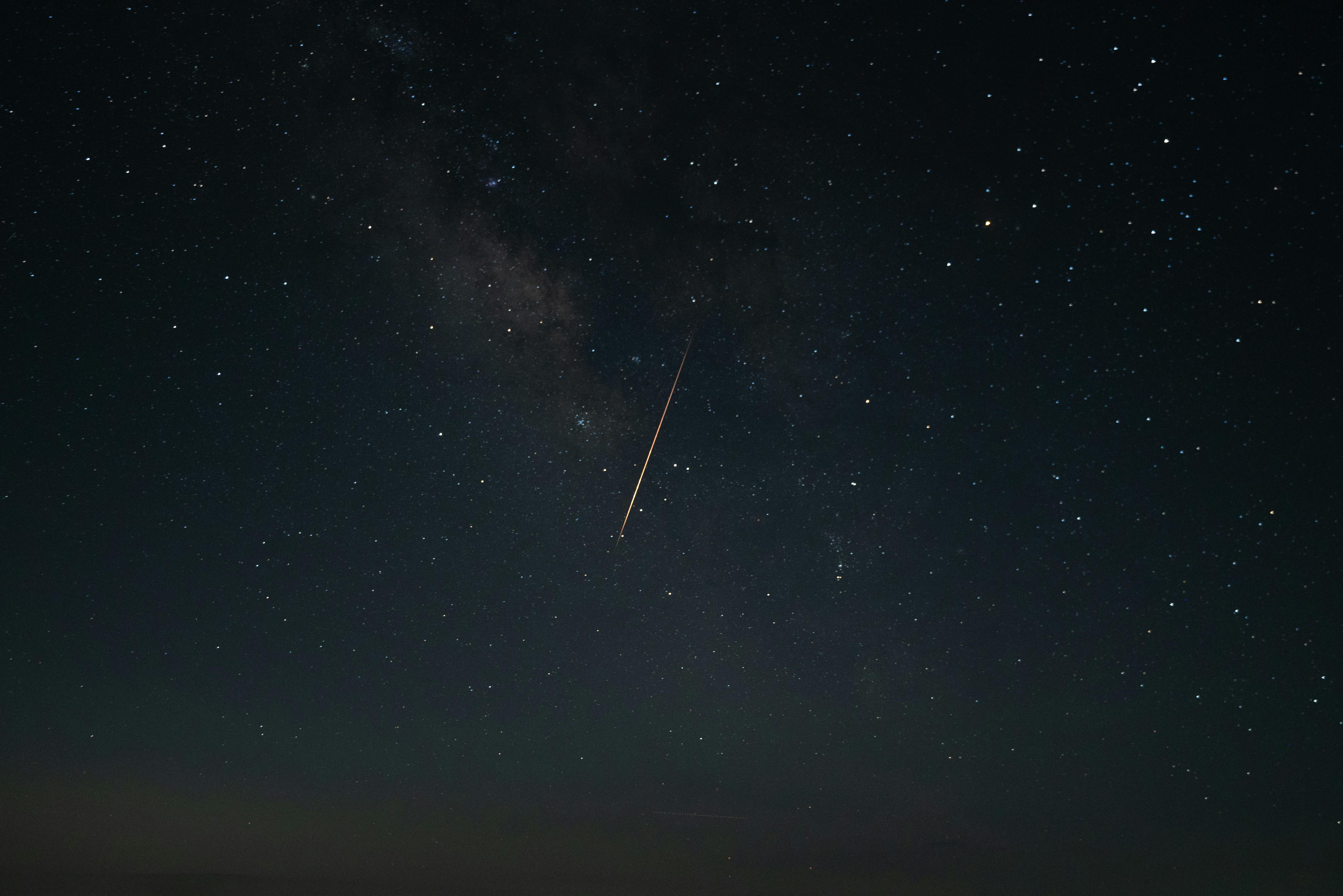 Shooting Star in the Night Sky · Free Stock Photo