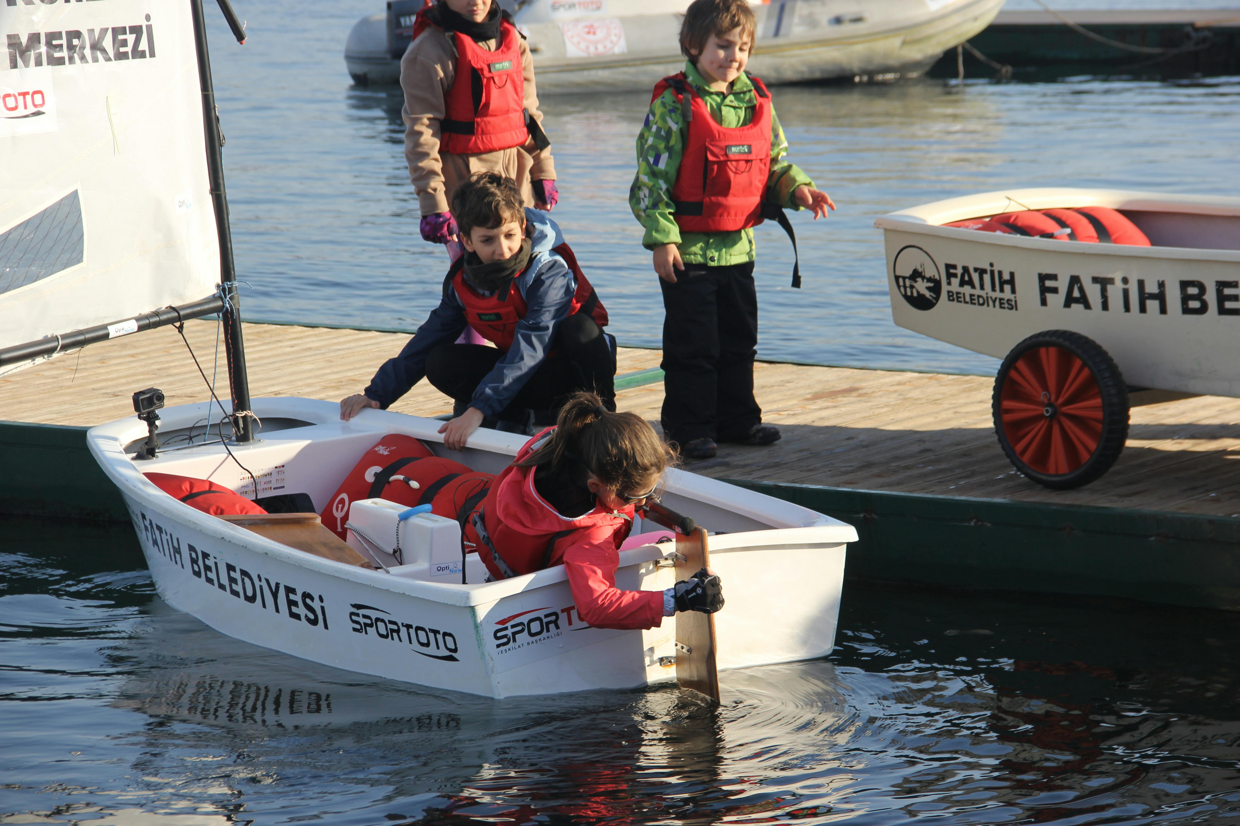 Children with Boat in Marina · Free Stock Photo
