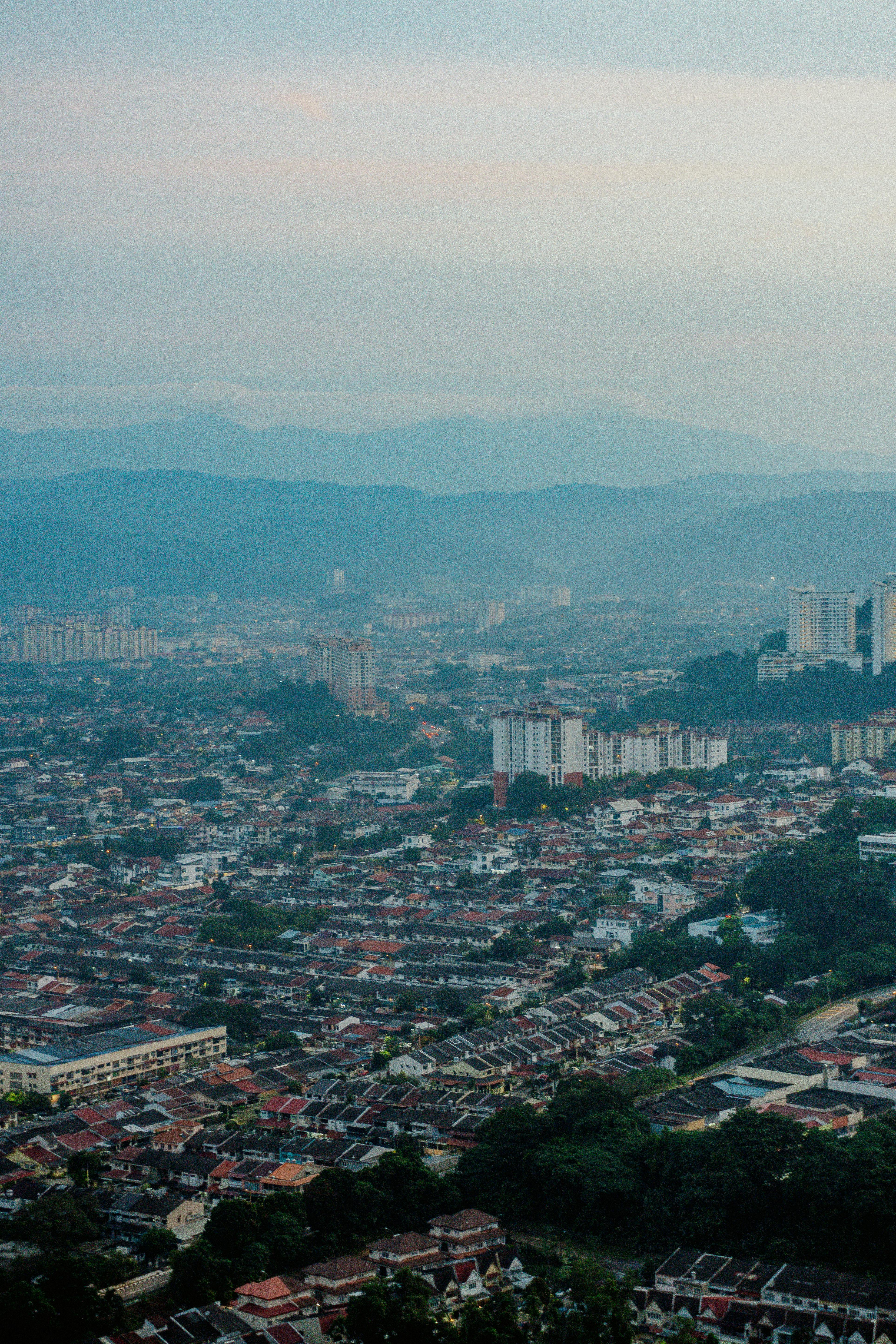 Clear Sky over City · Free Stock Photo