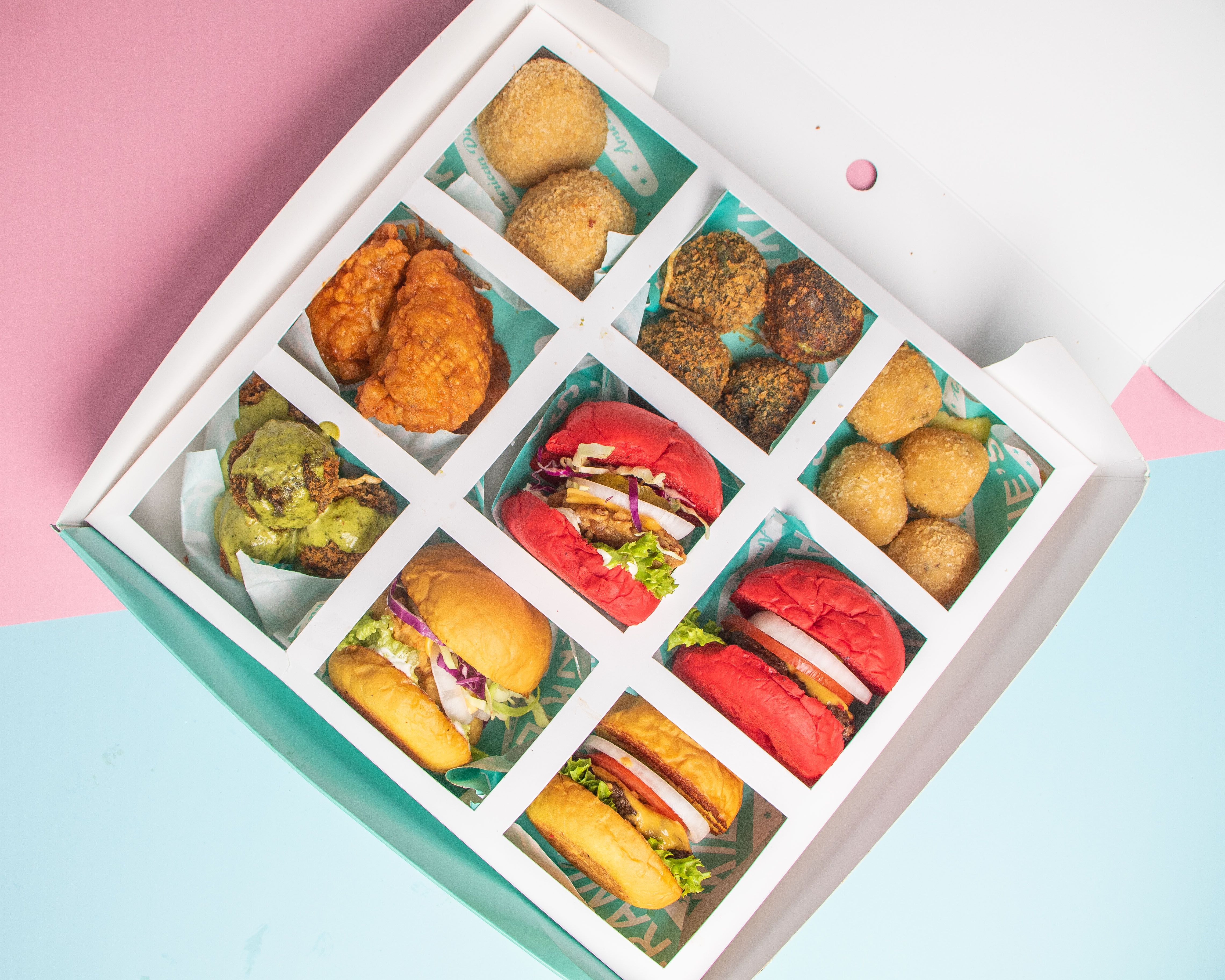 A box with a variety of different types of food · Free Stock Photo
