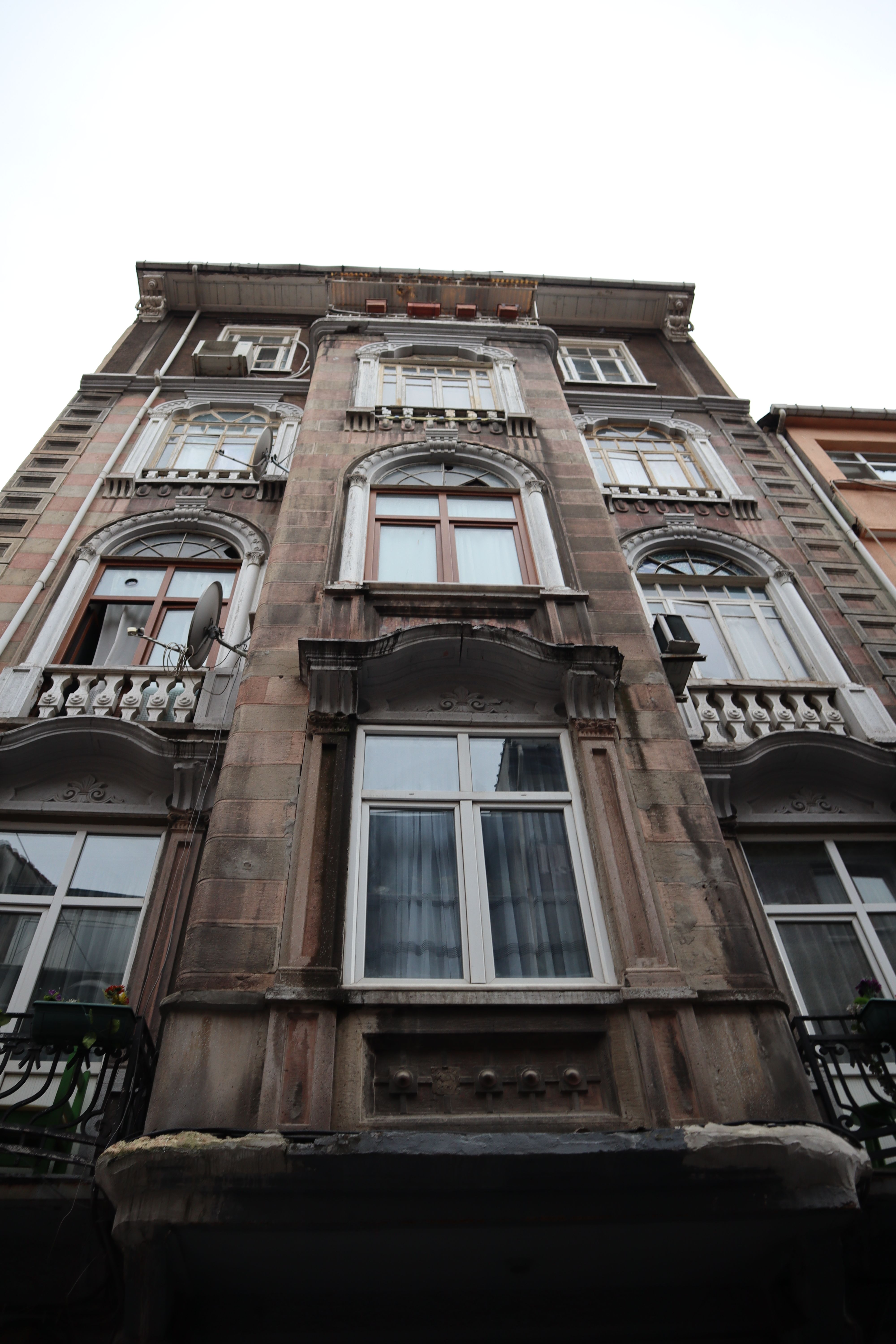 Facade of Urban Tenement · Free Stock Photo