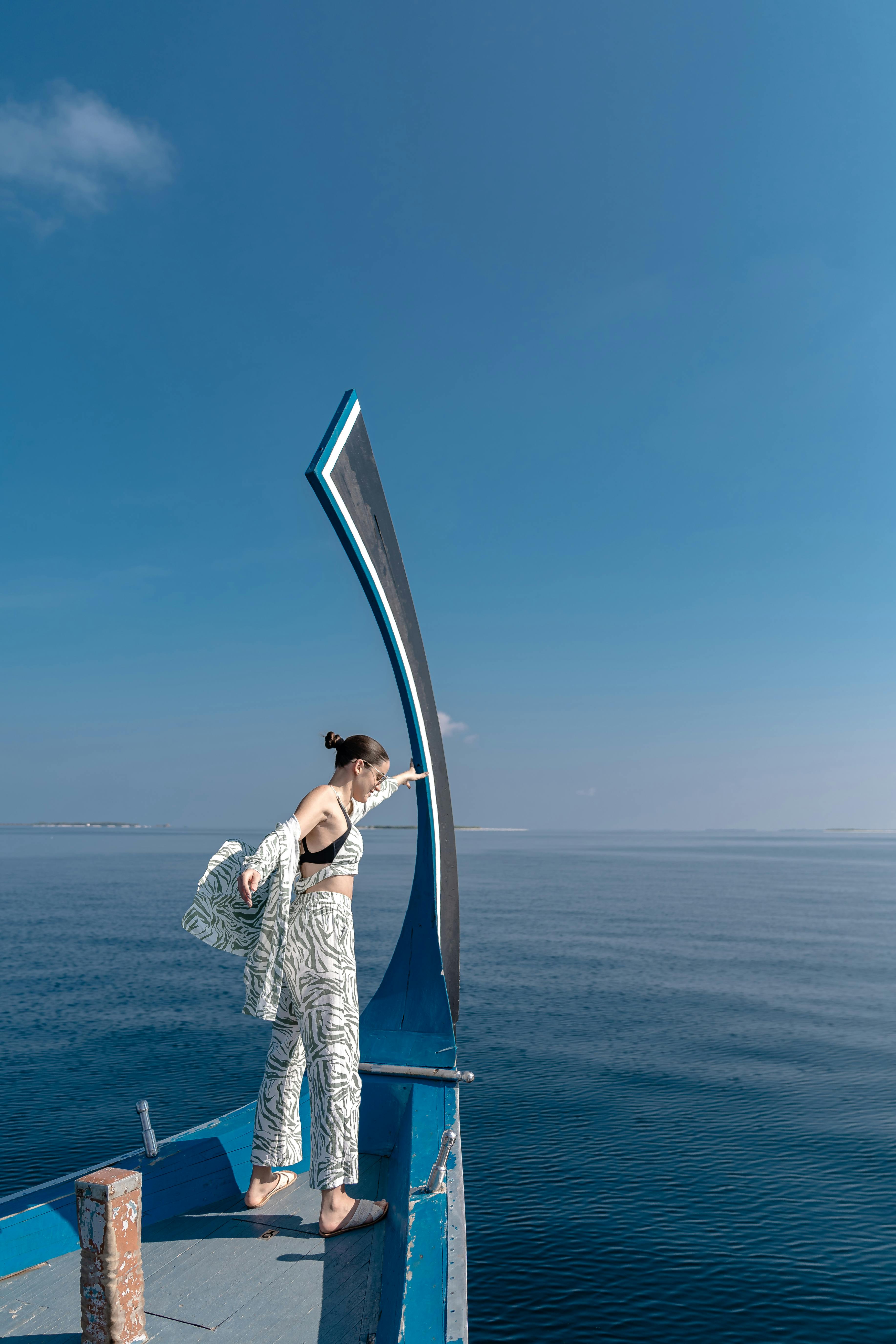 Maldivian Traditional Dhoni Sailing · Free Stock Photo