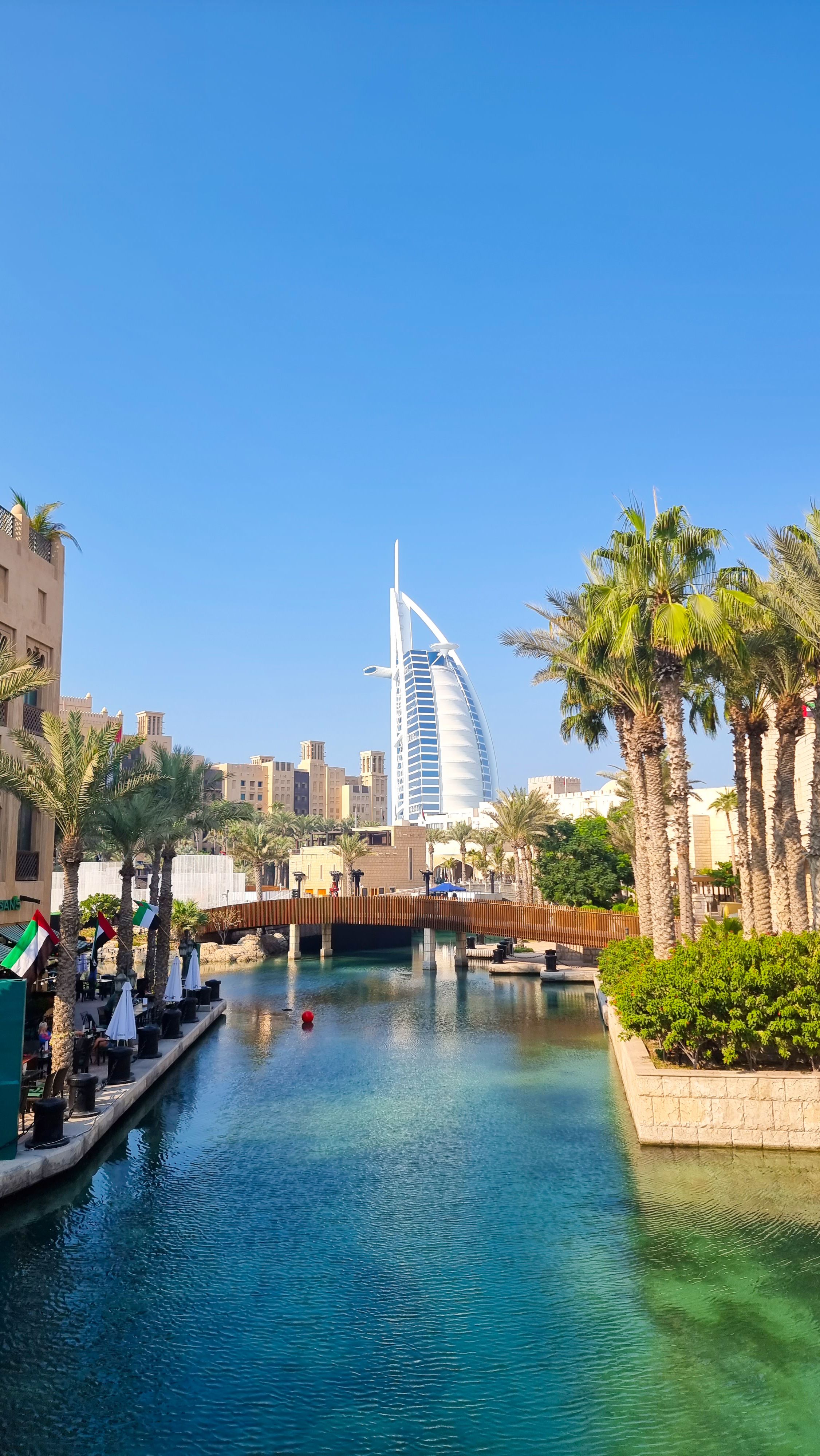 Burj al Arab behind Park in Dubai · Free Stock Photo