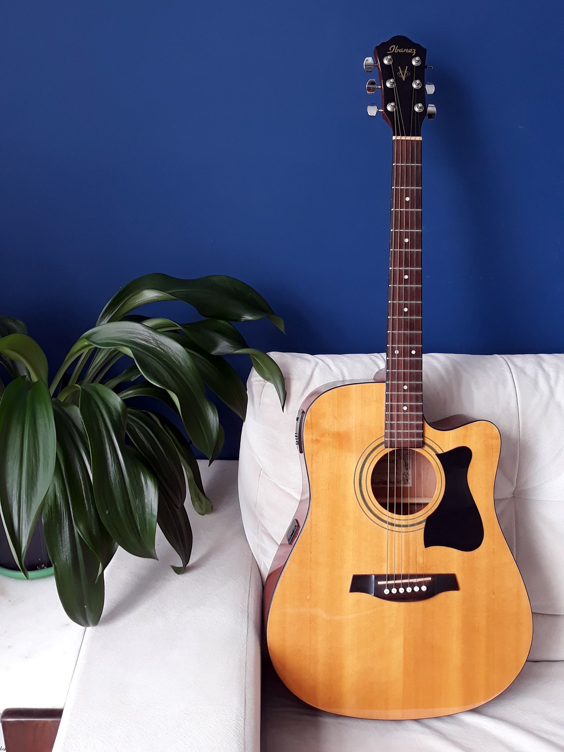 Close-Up Shot of an Acoustic Guitar · Free Stock Photo