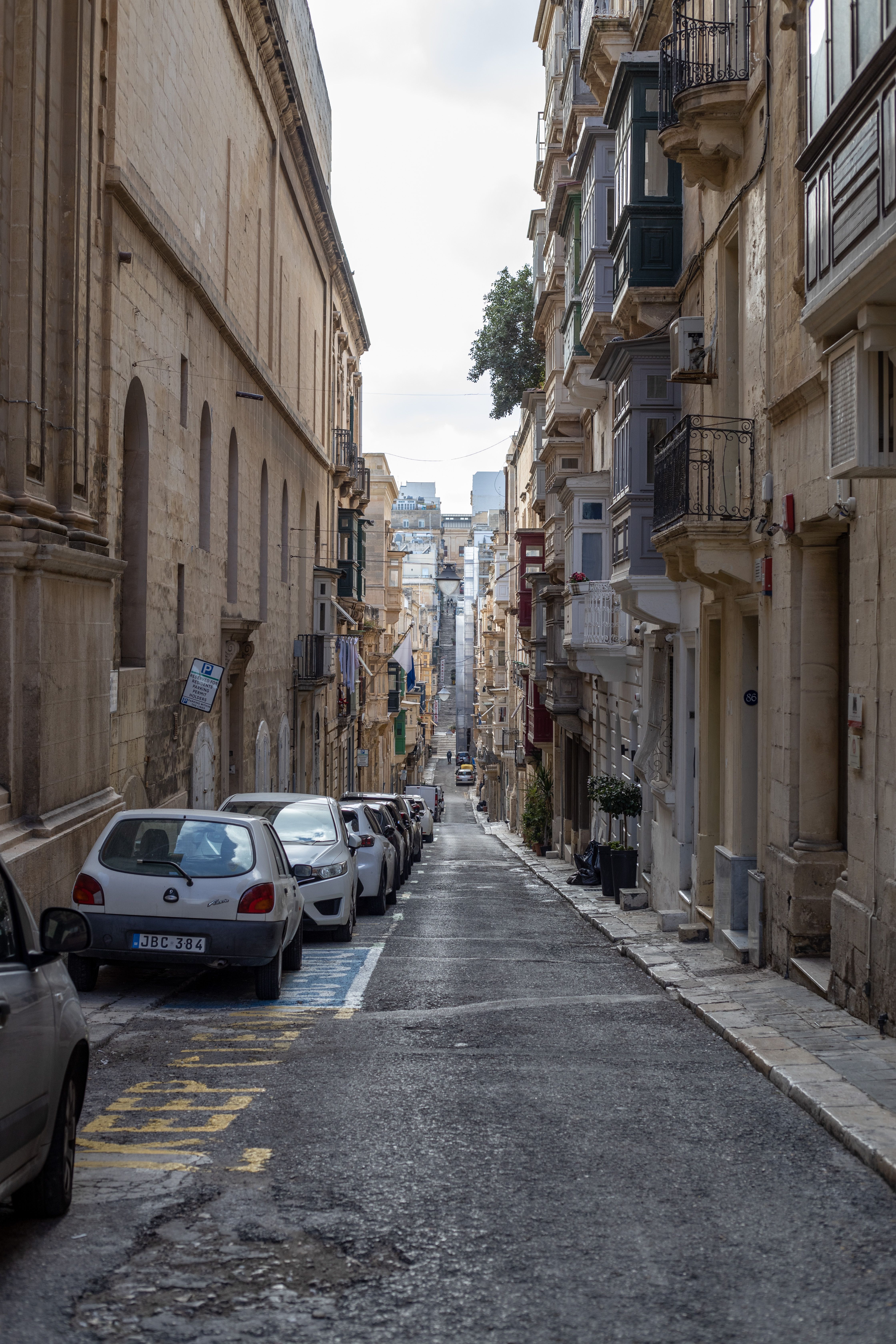 Long City Street in Diminishing Perspective · Free Stock Photo