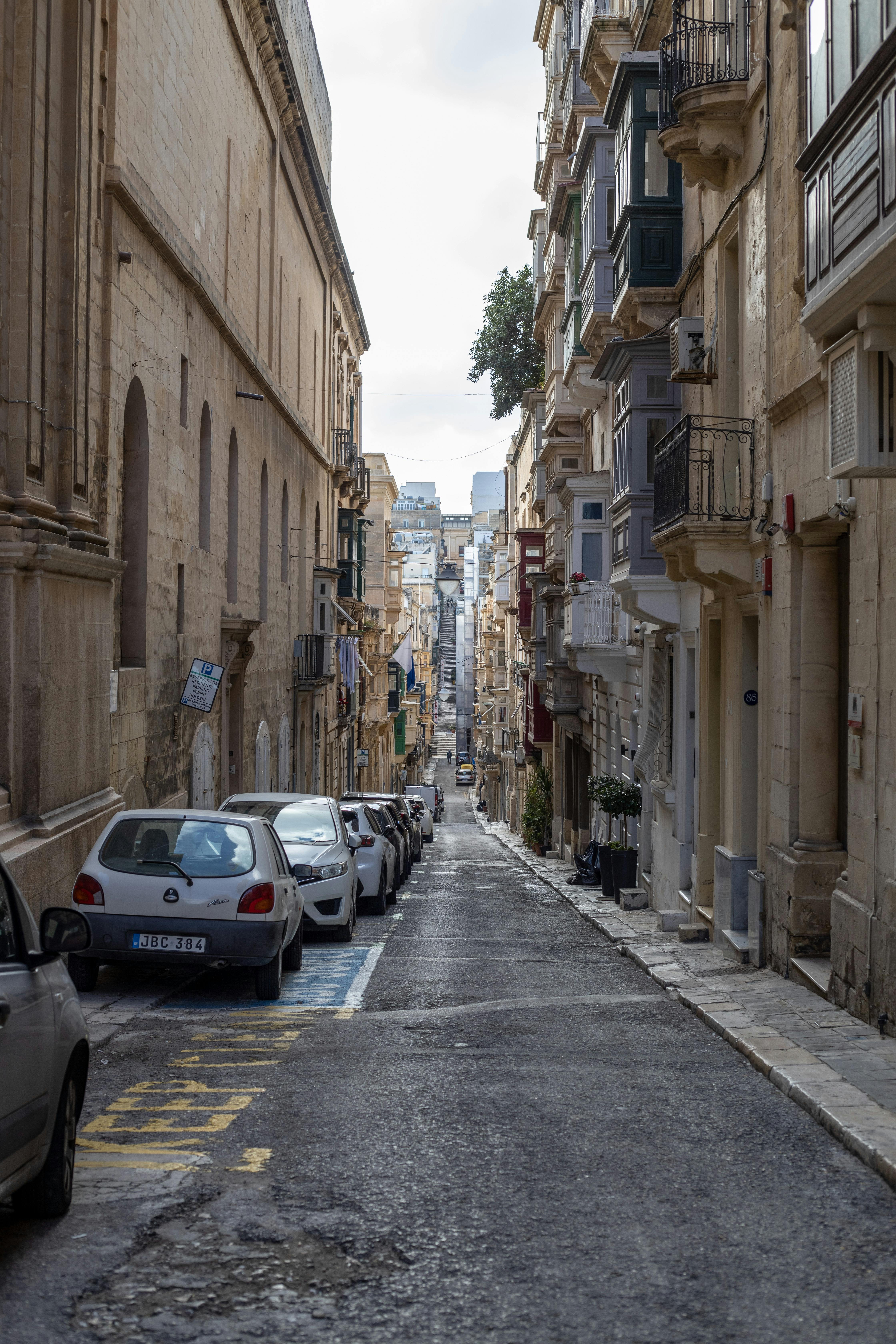 Long City Street in Diminishing Perspective · Free Stock Photo