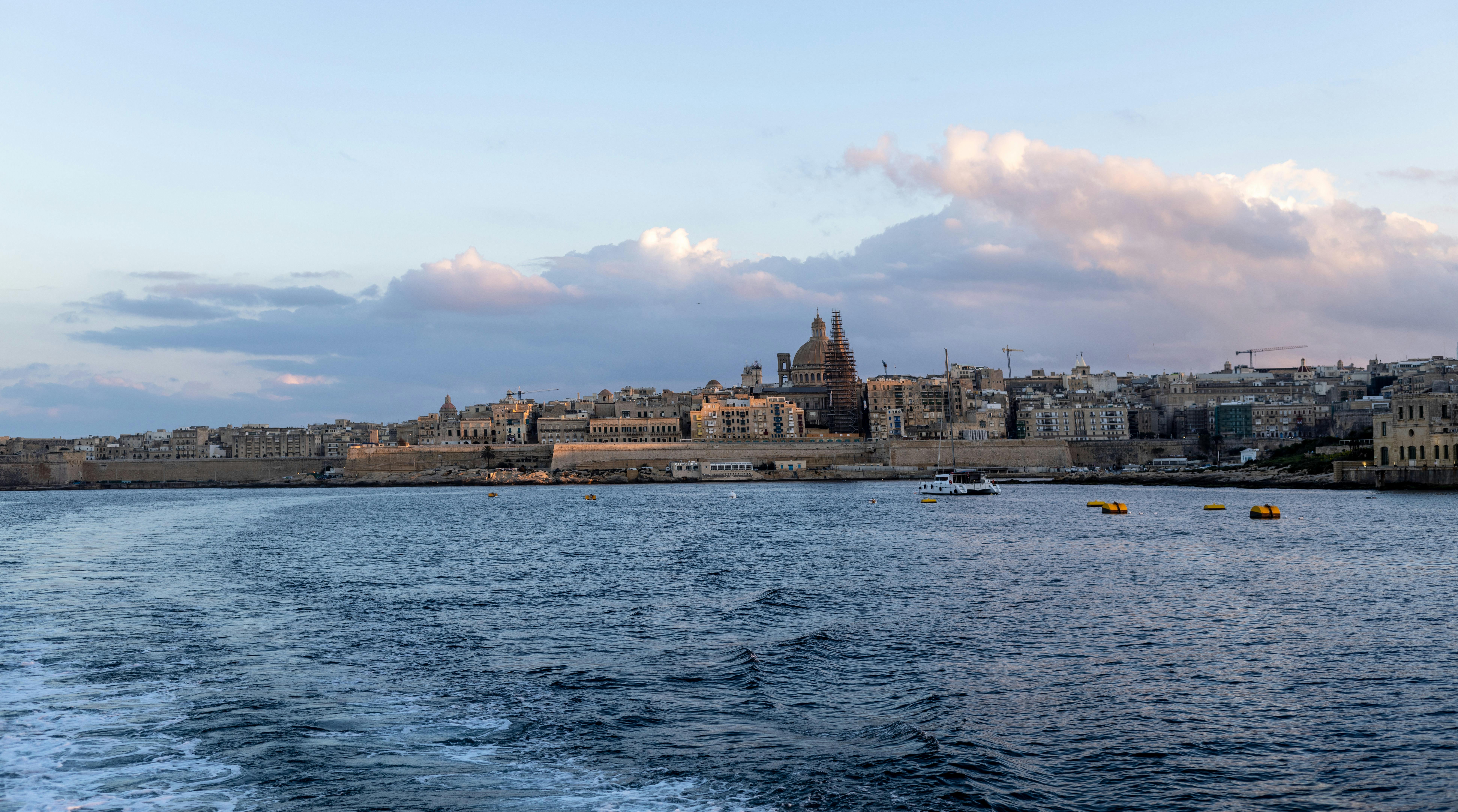 City Buildings near Ocean · Free Stock Photo