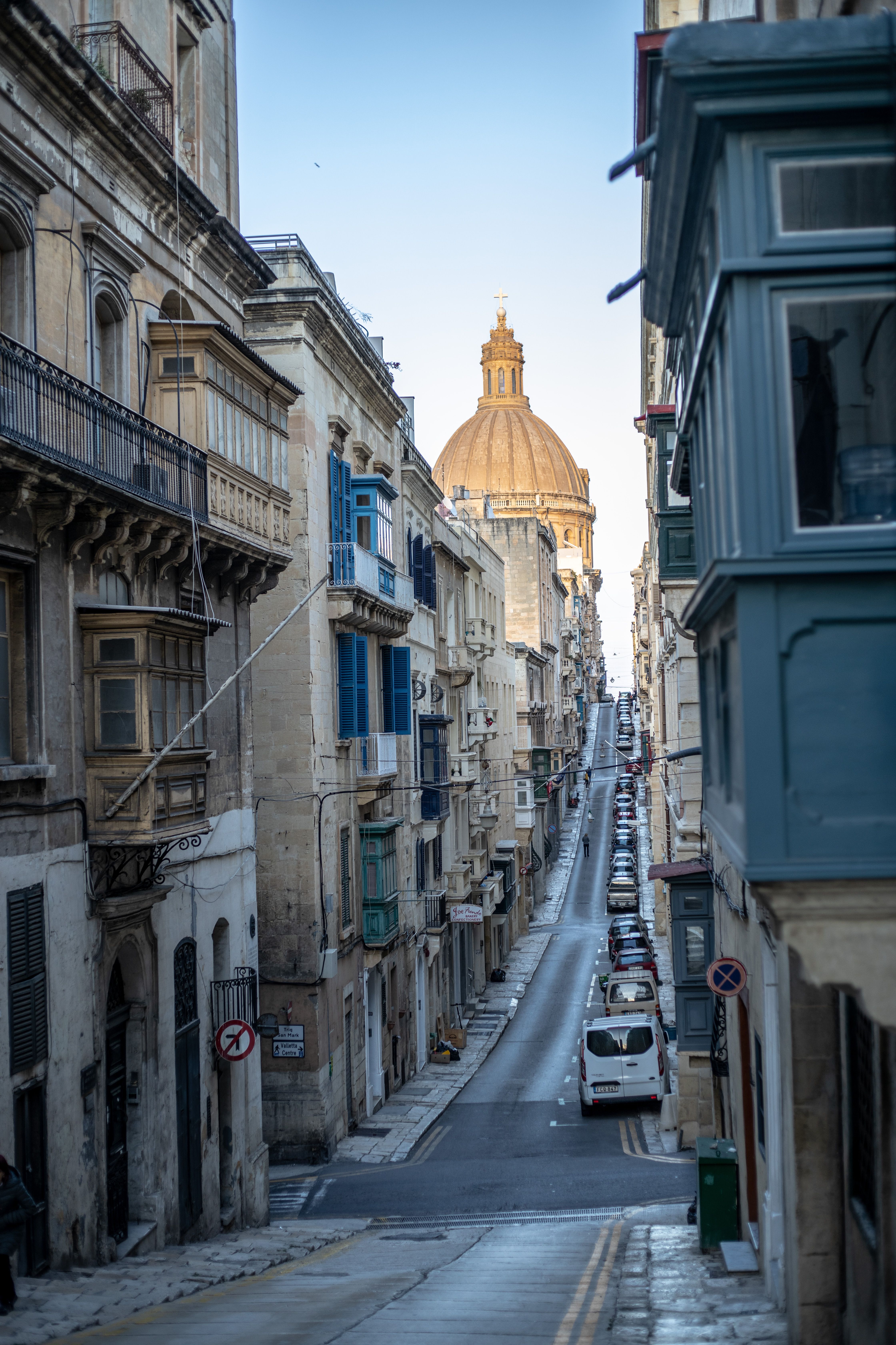 Long Narrow Street in City · Free Stock Photo