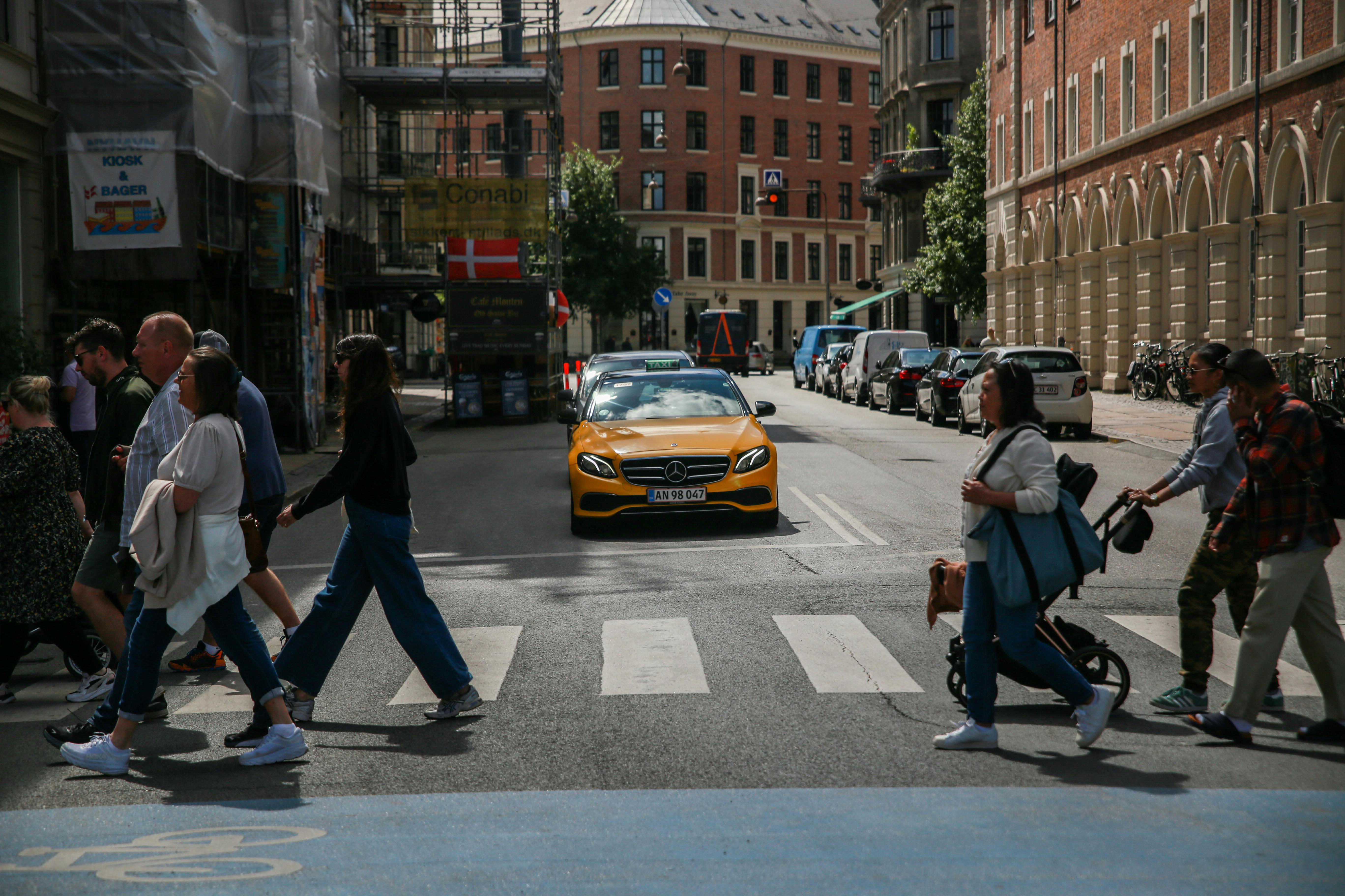 People Crossing the Road · Free Stock Photo
