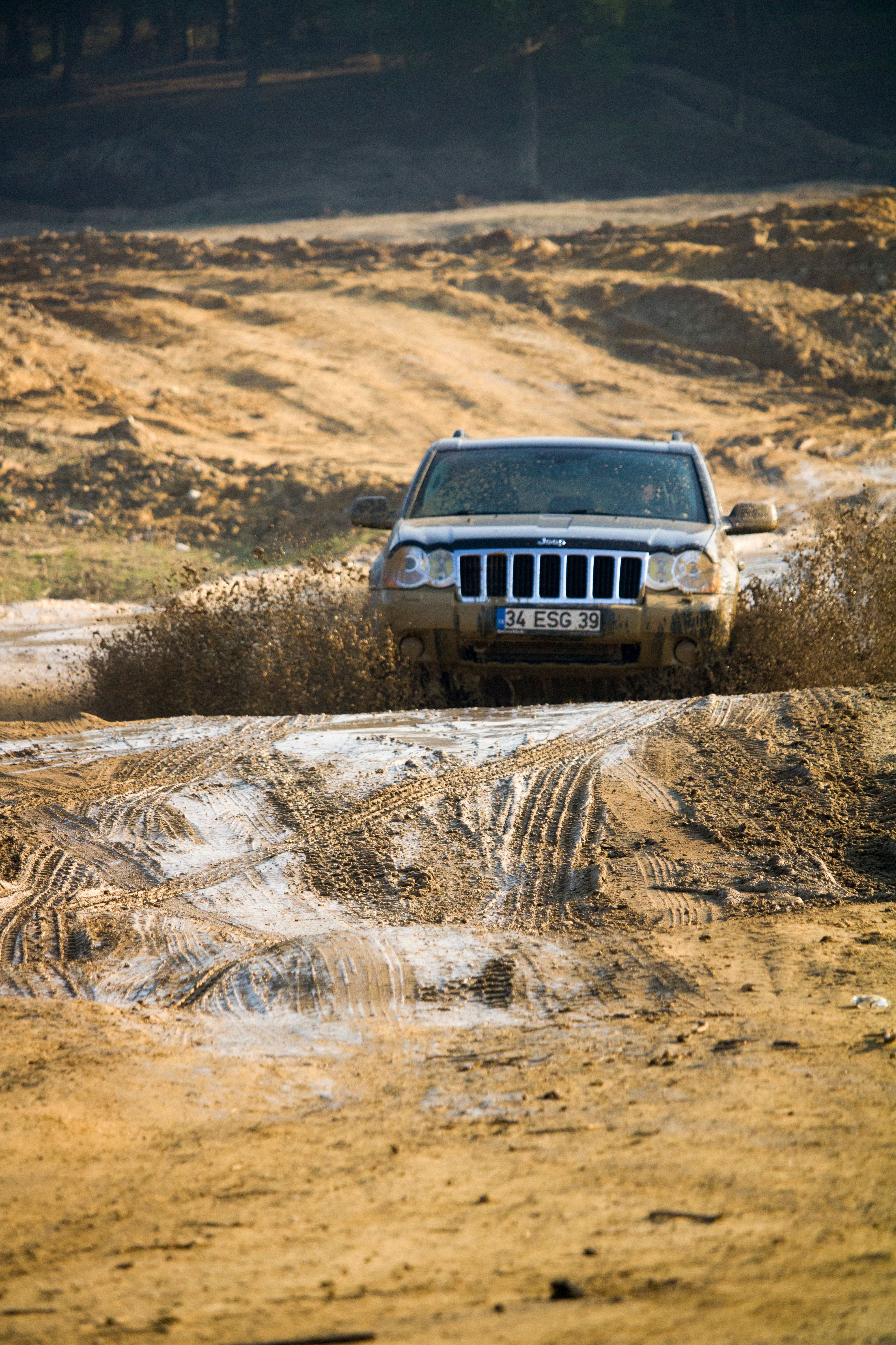 Jeep Grand Cherokee in Mud · Free Stock Photo