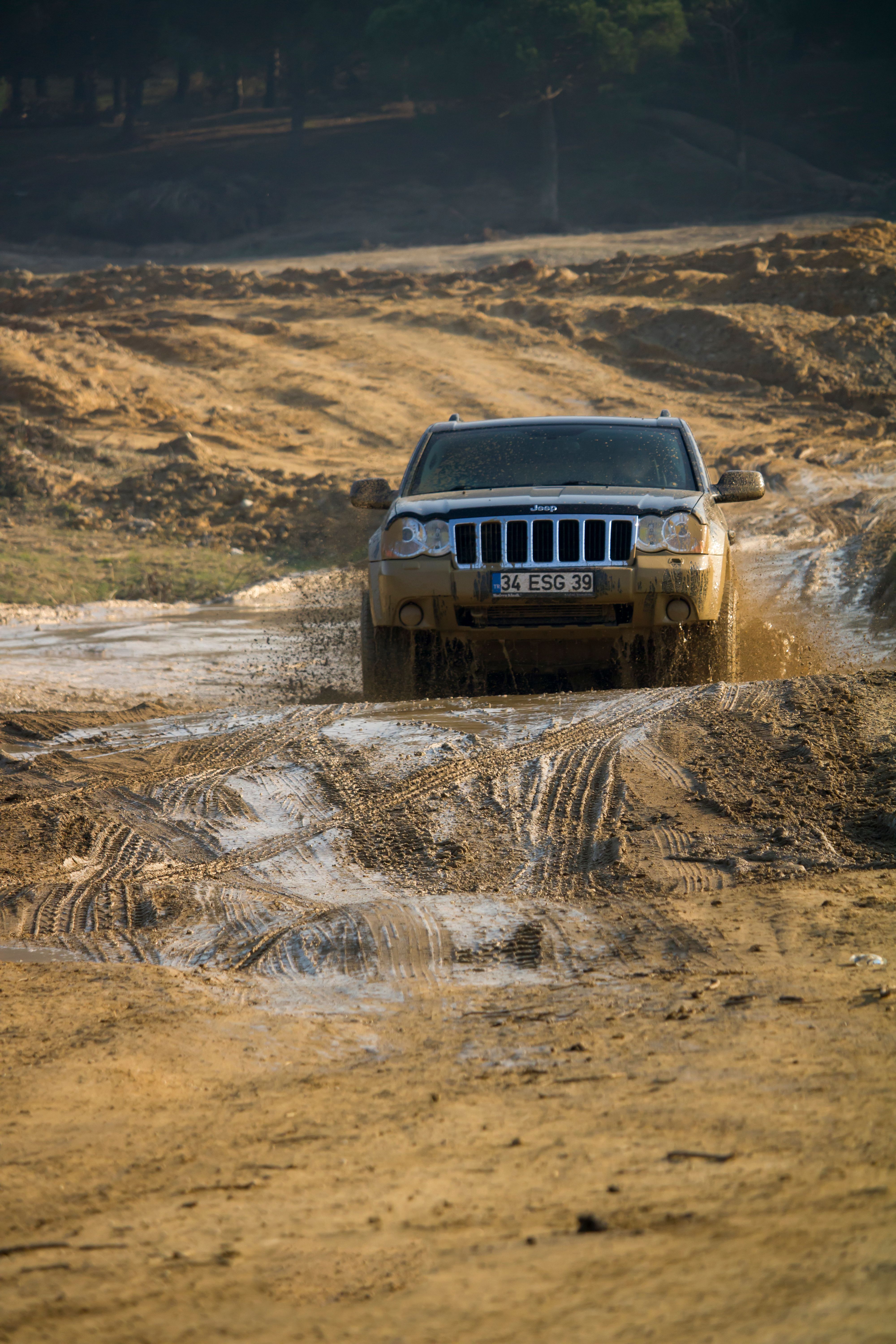 Jeep Grand Cherokee in Mud · Free Stock Photo