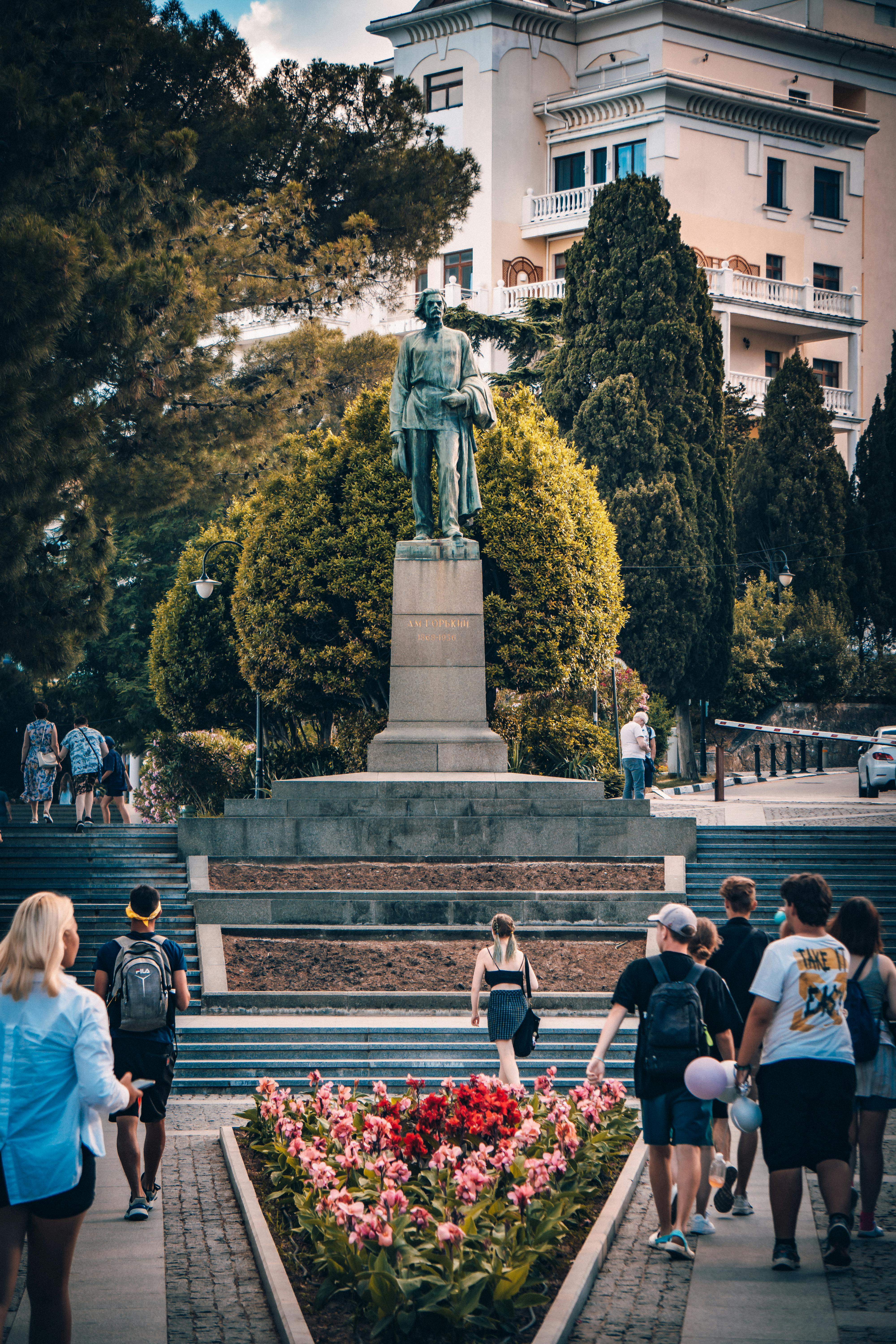 Statue in City Square · Free Stock Photo