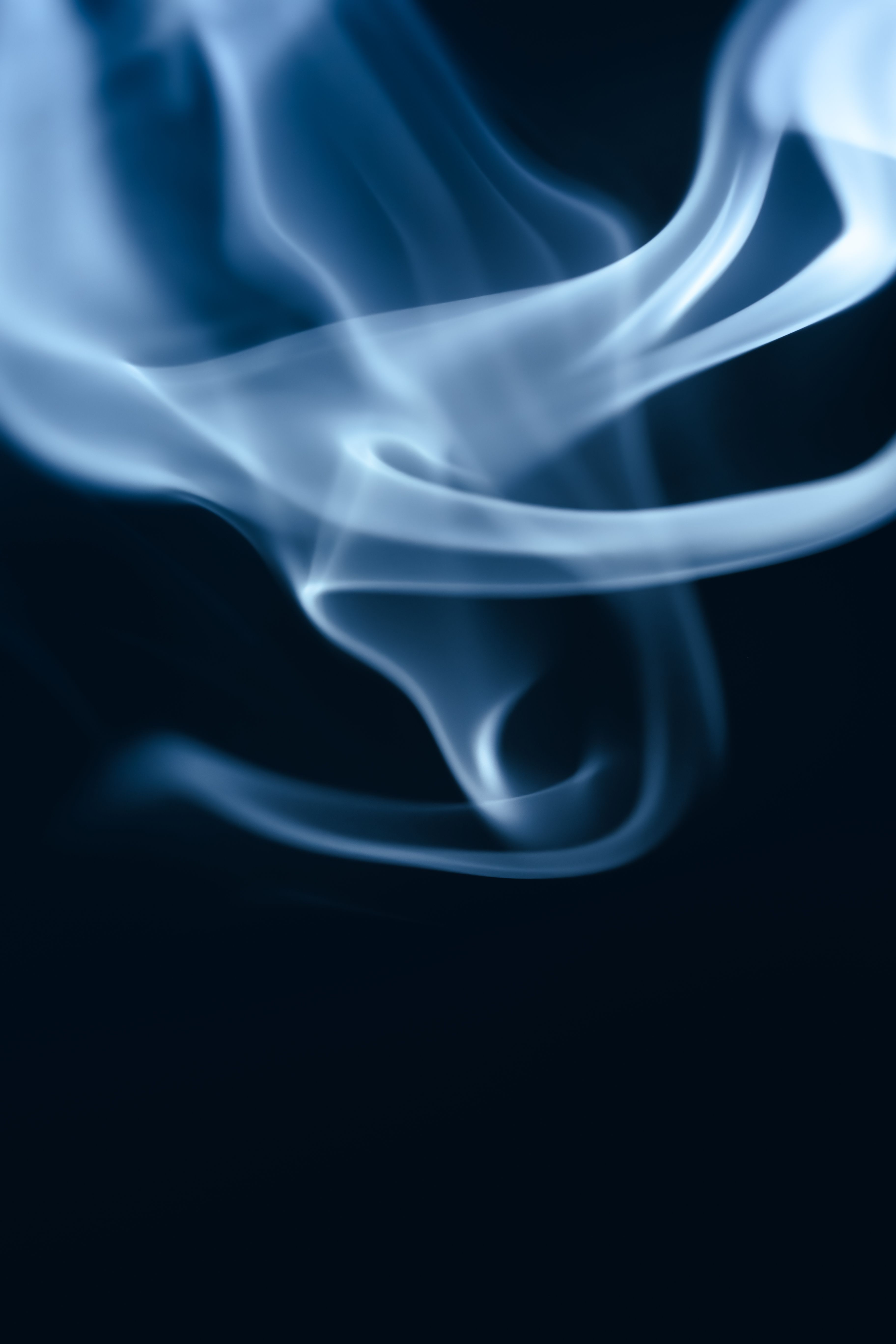 Abstract backdrop of dynamic smoke creating waves in air · Free Stock Photo