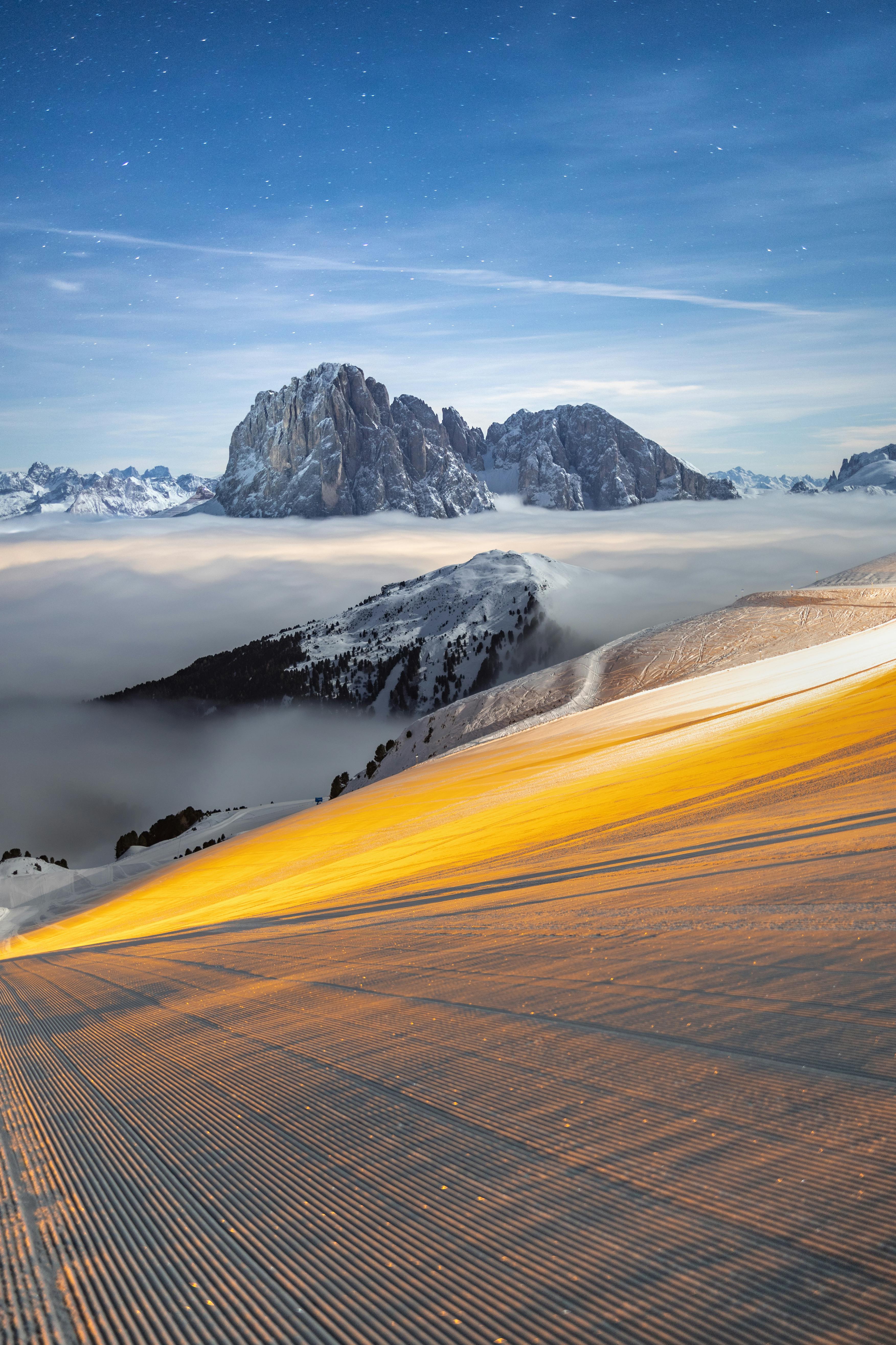 A ski slope with snow and mountains in the background · Free Stock Photo
