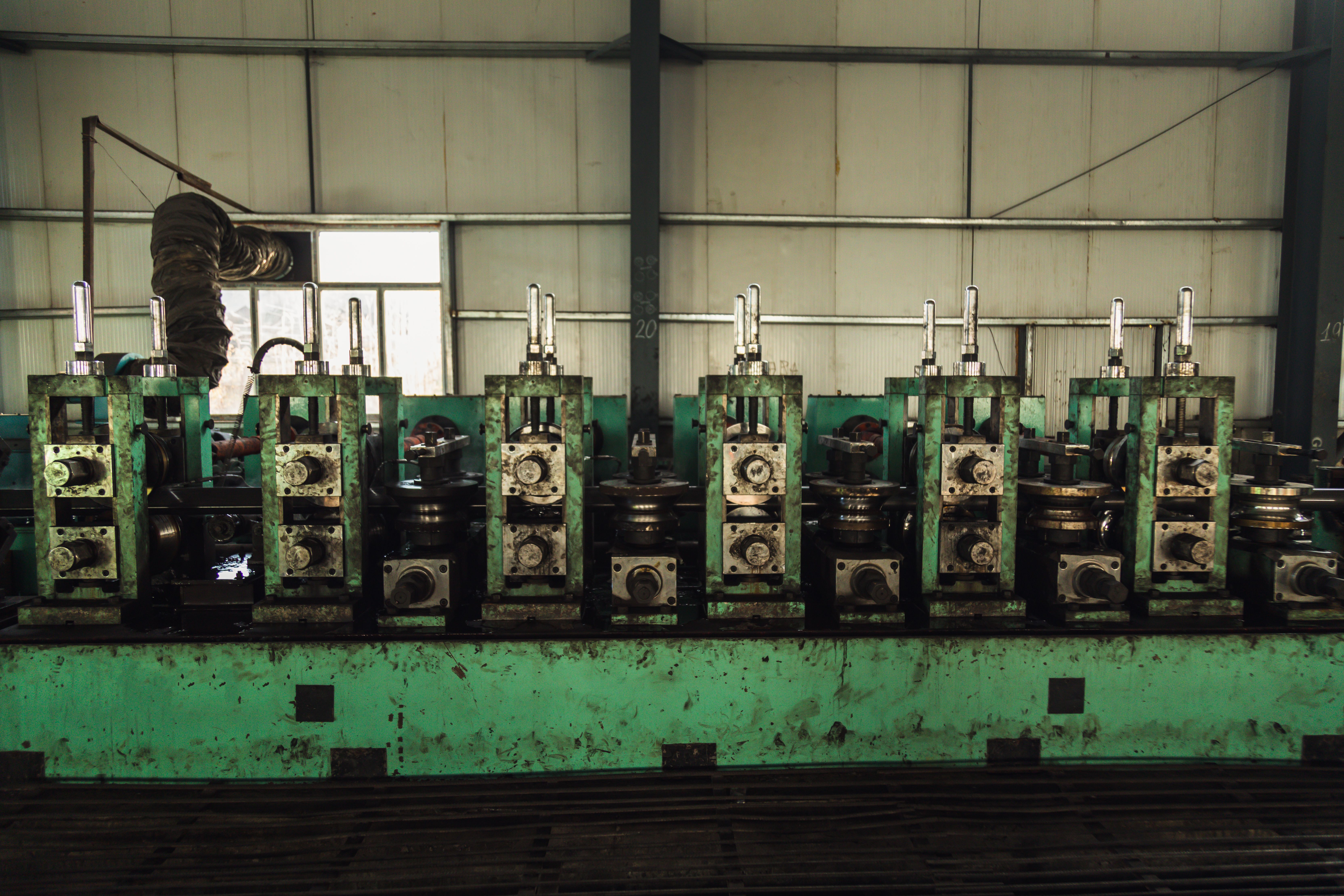 A machine with many different types of machinery · Free Stock Photo
