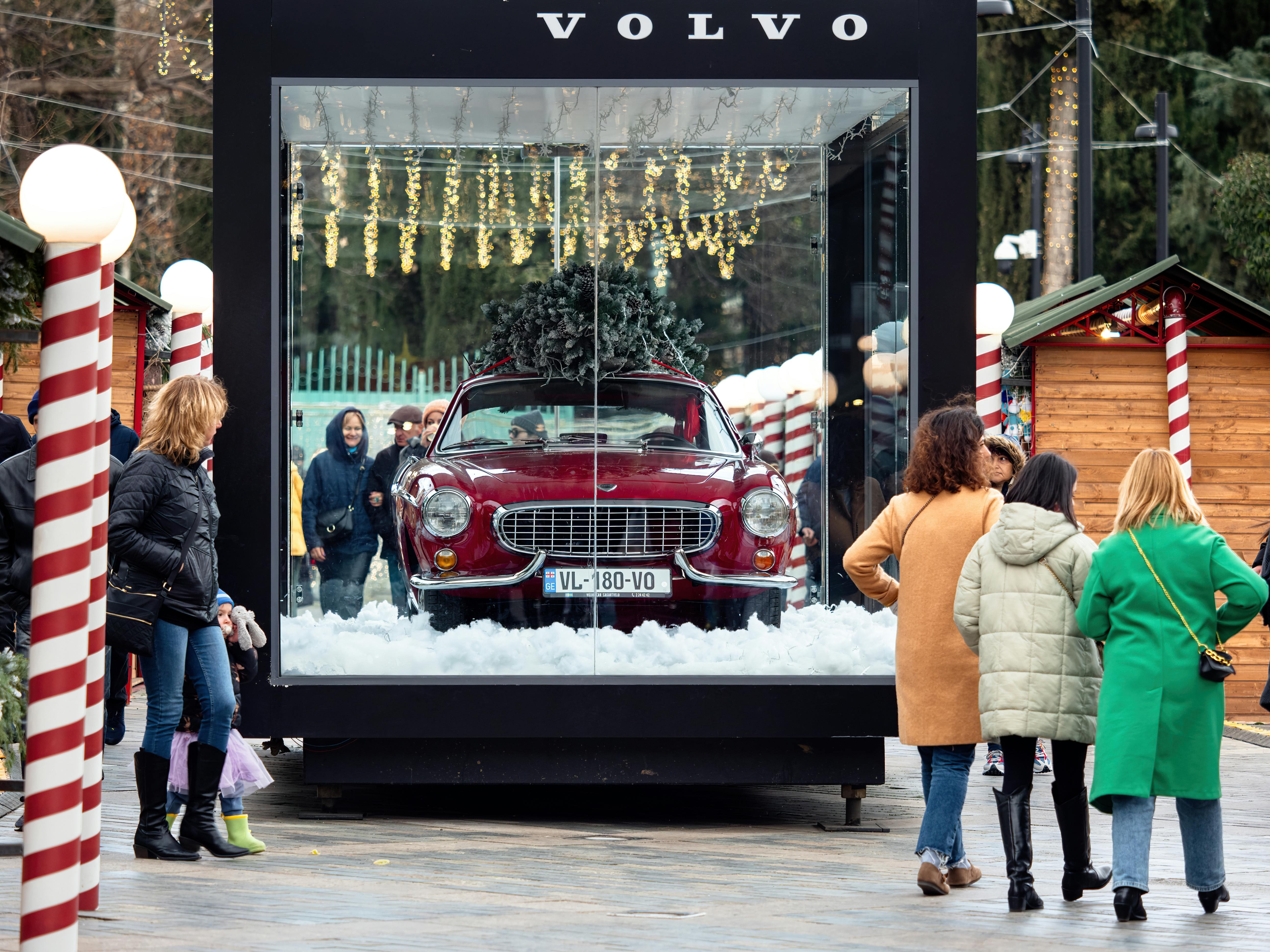 Showroom of Old-fashioned Rd Car in Winter · Free Stock Photo