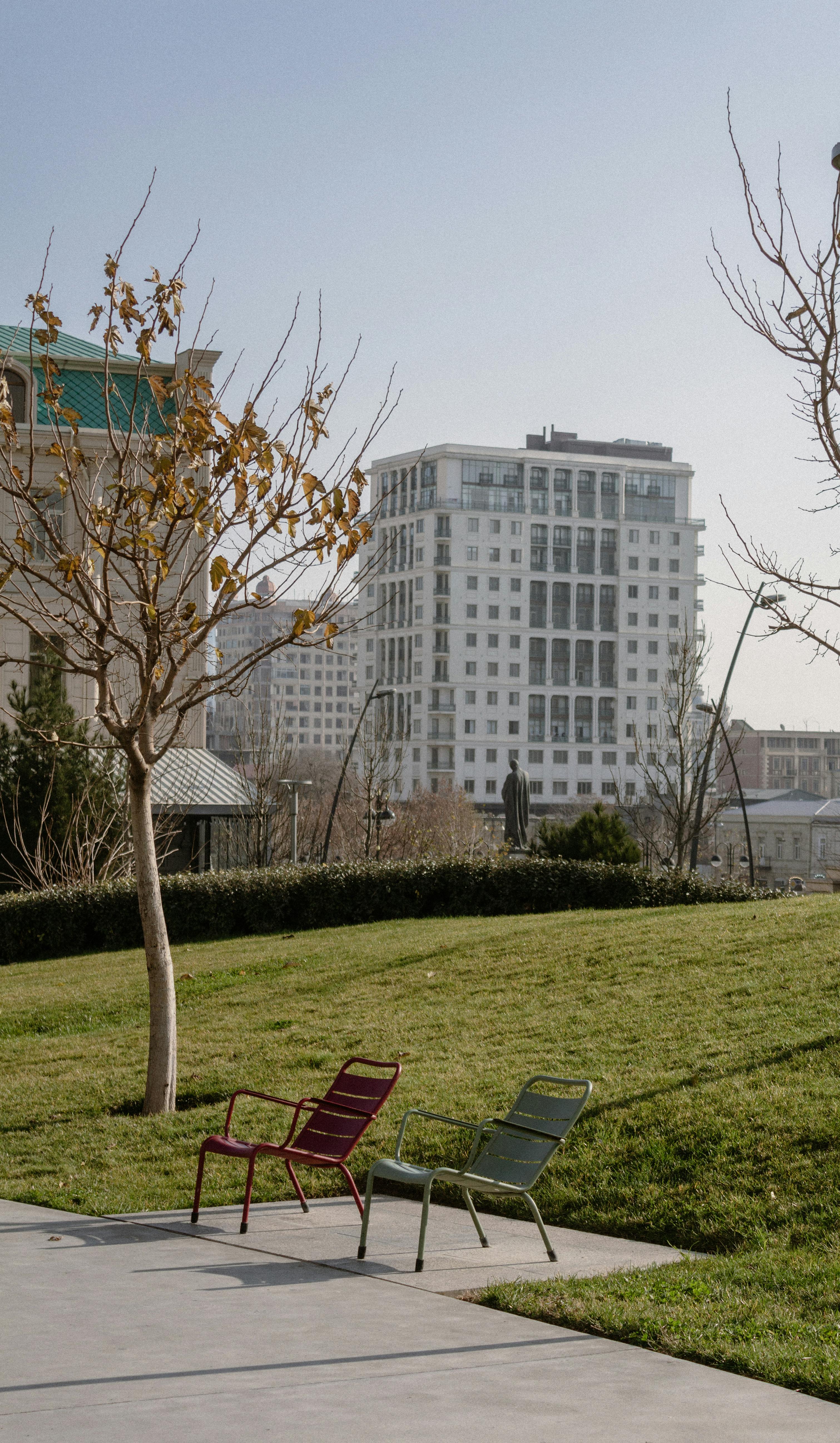 Chairs in Park · Free Stock Photo