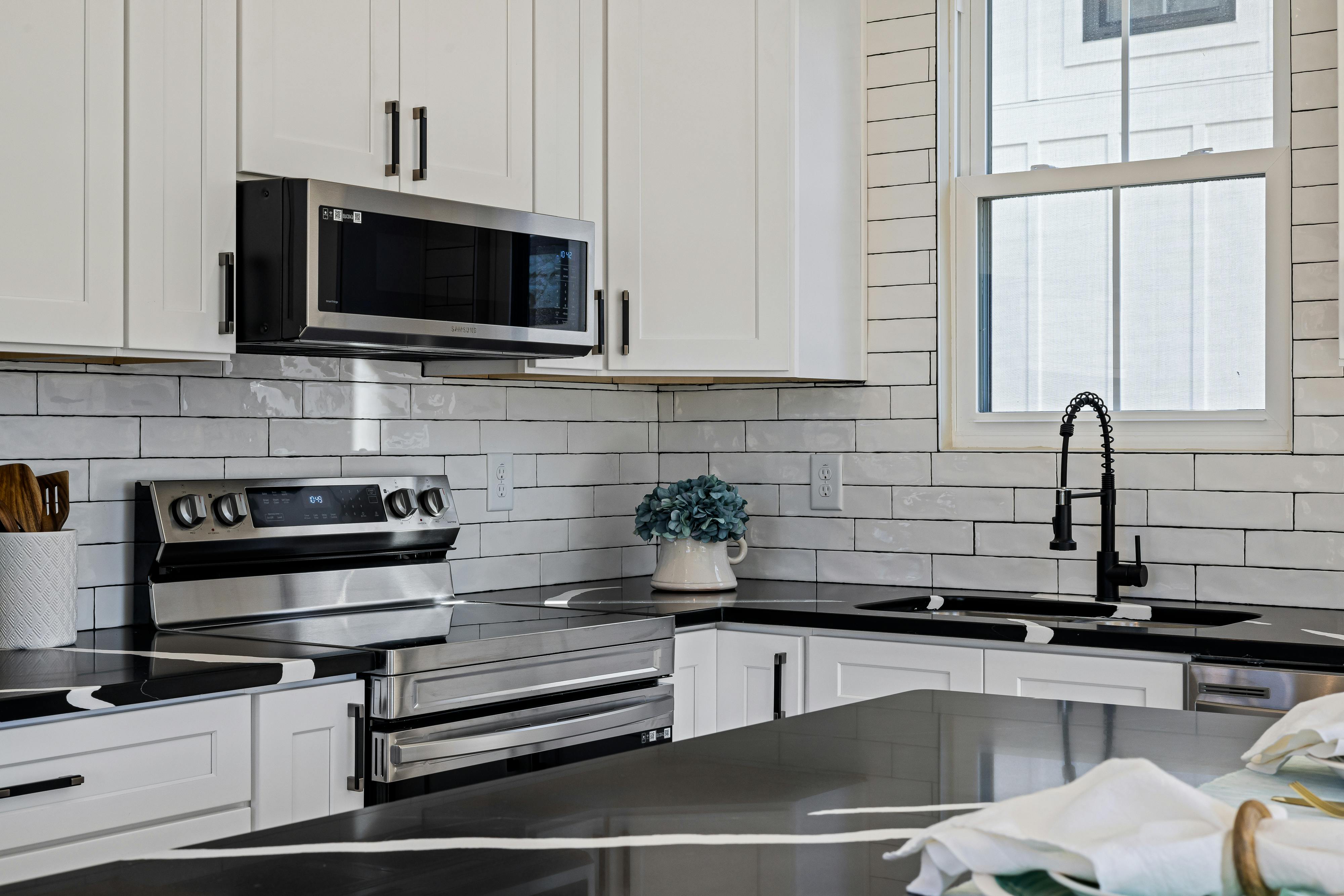 White Ceramic Sink in the Wash Closet · Free Stock Photo