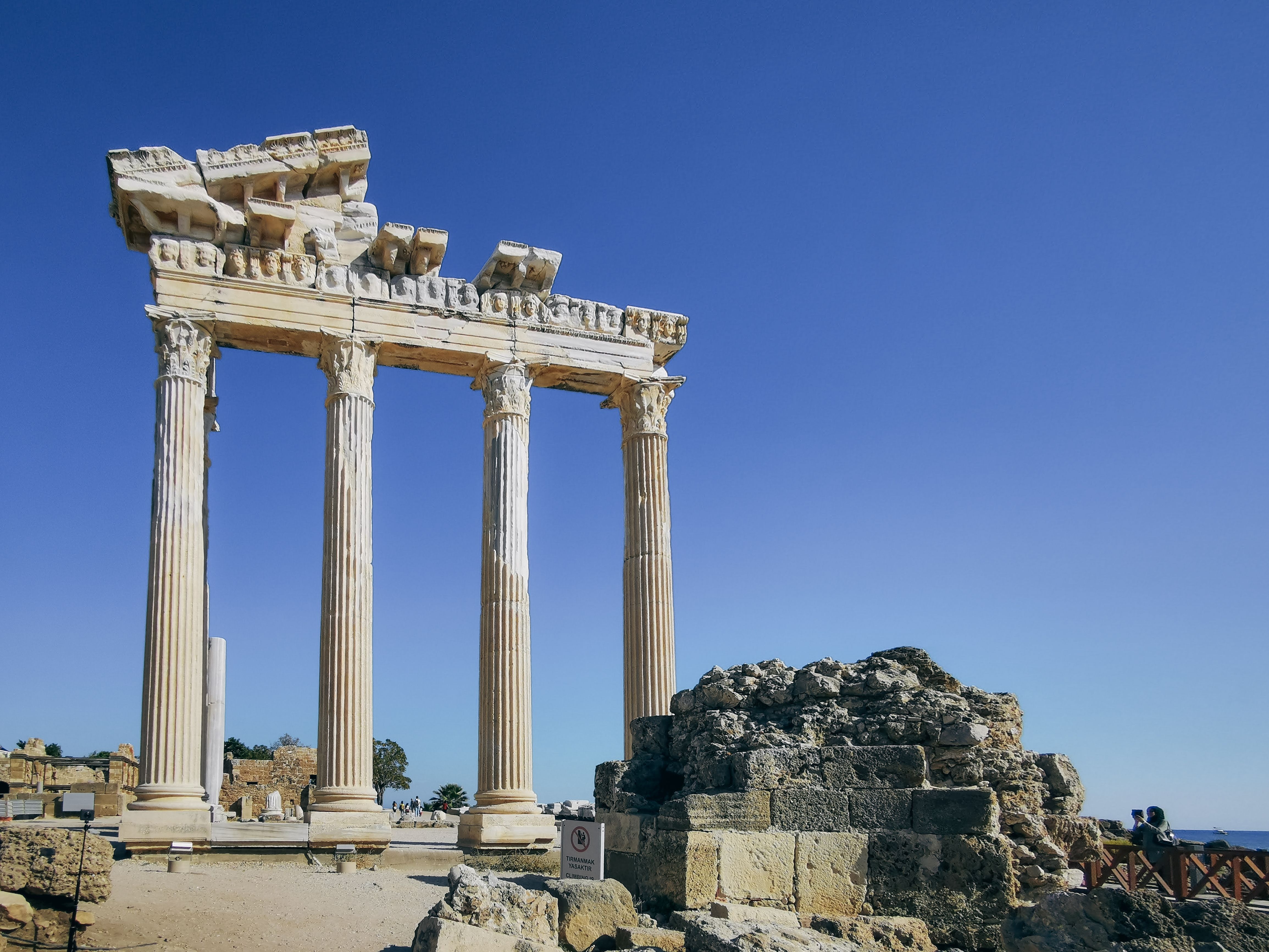 Statues in Ancient Building · Free Stock Photo