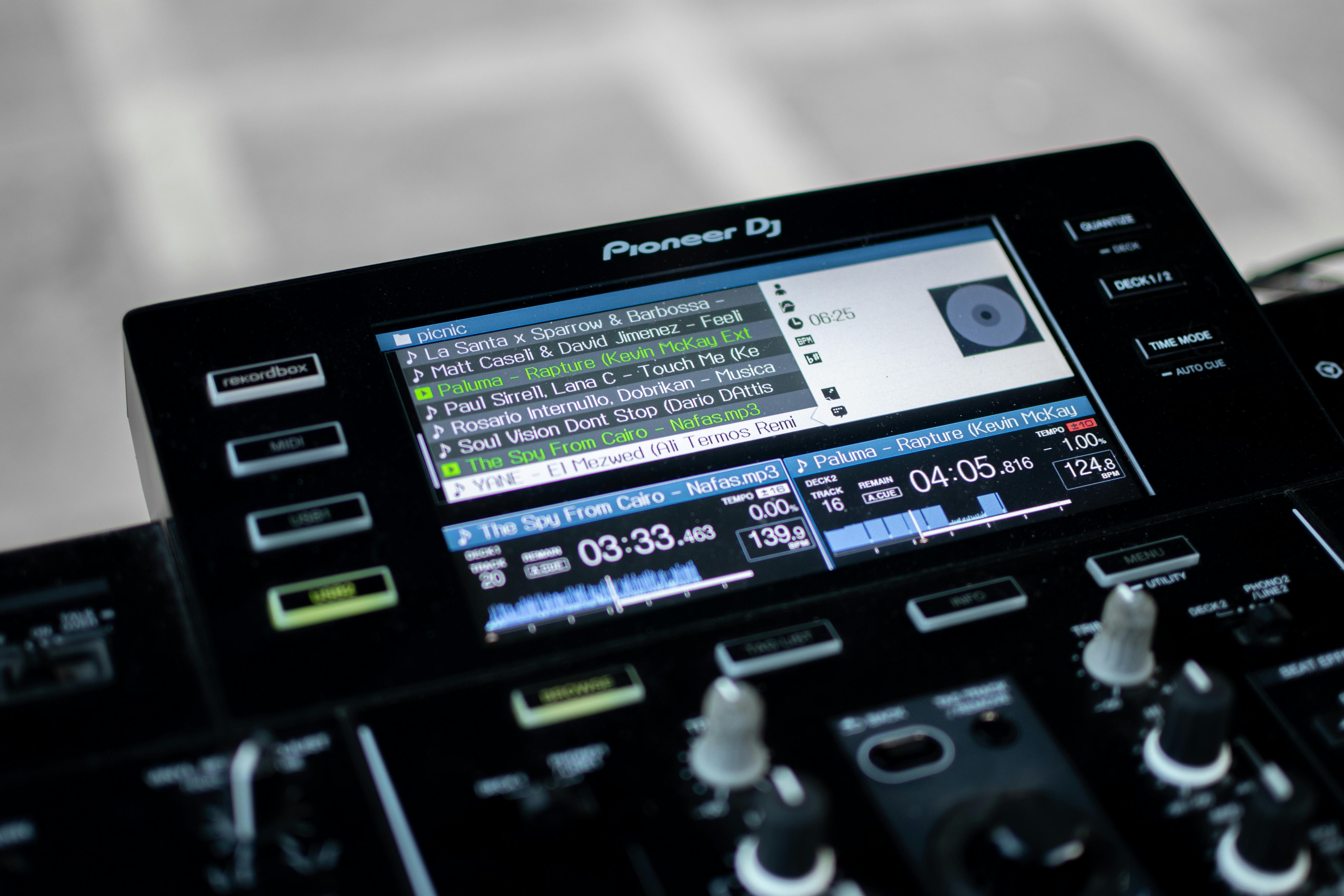 Dj mixer screen · Free Stock Photo