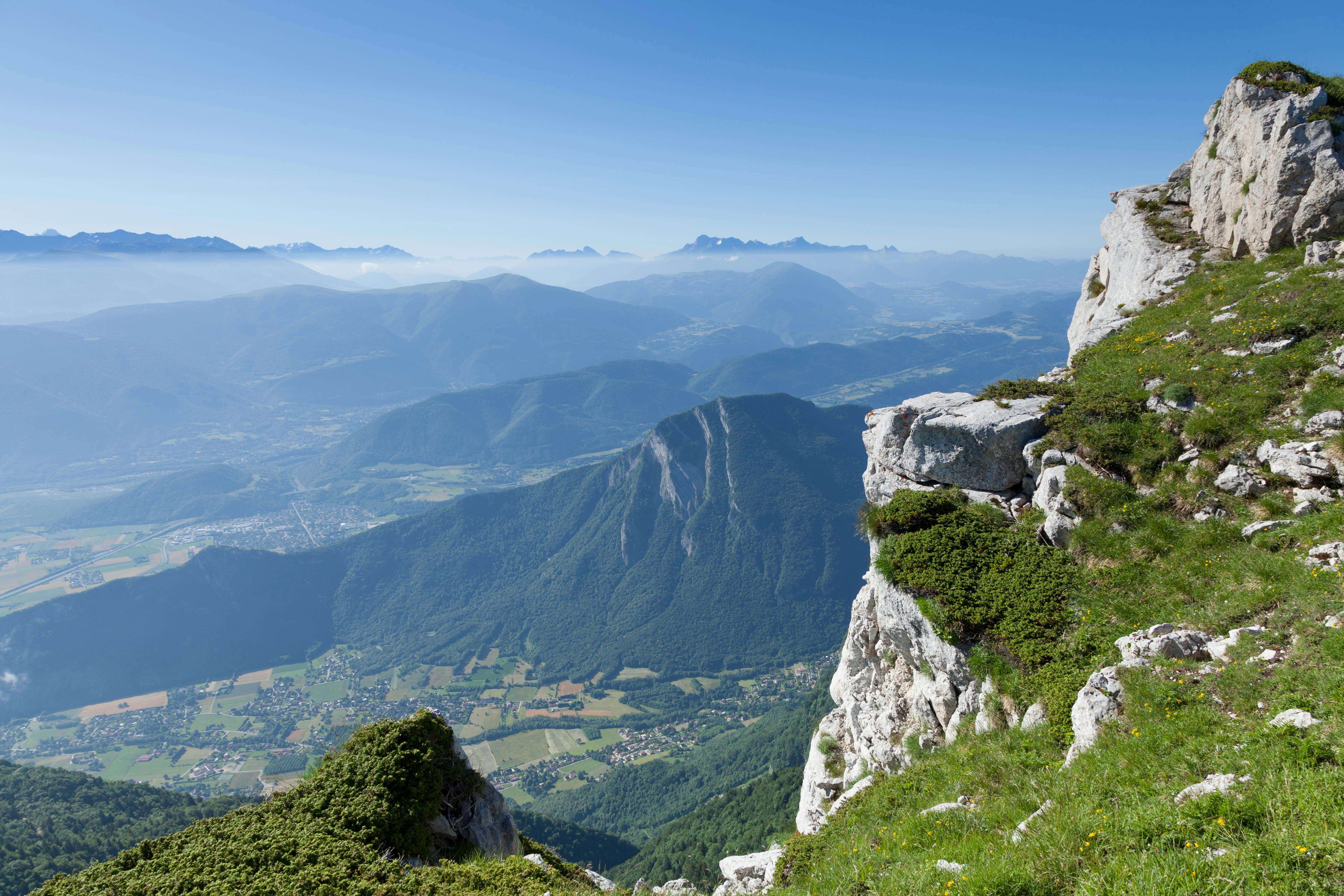 A mountain with a view of the valley below · Free Stock Photo