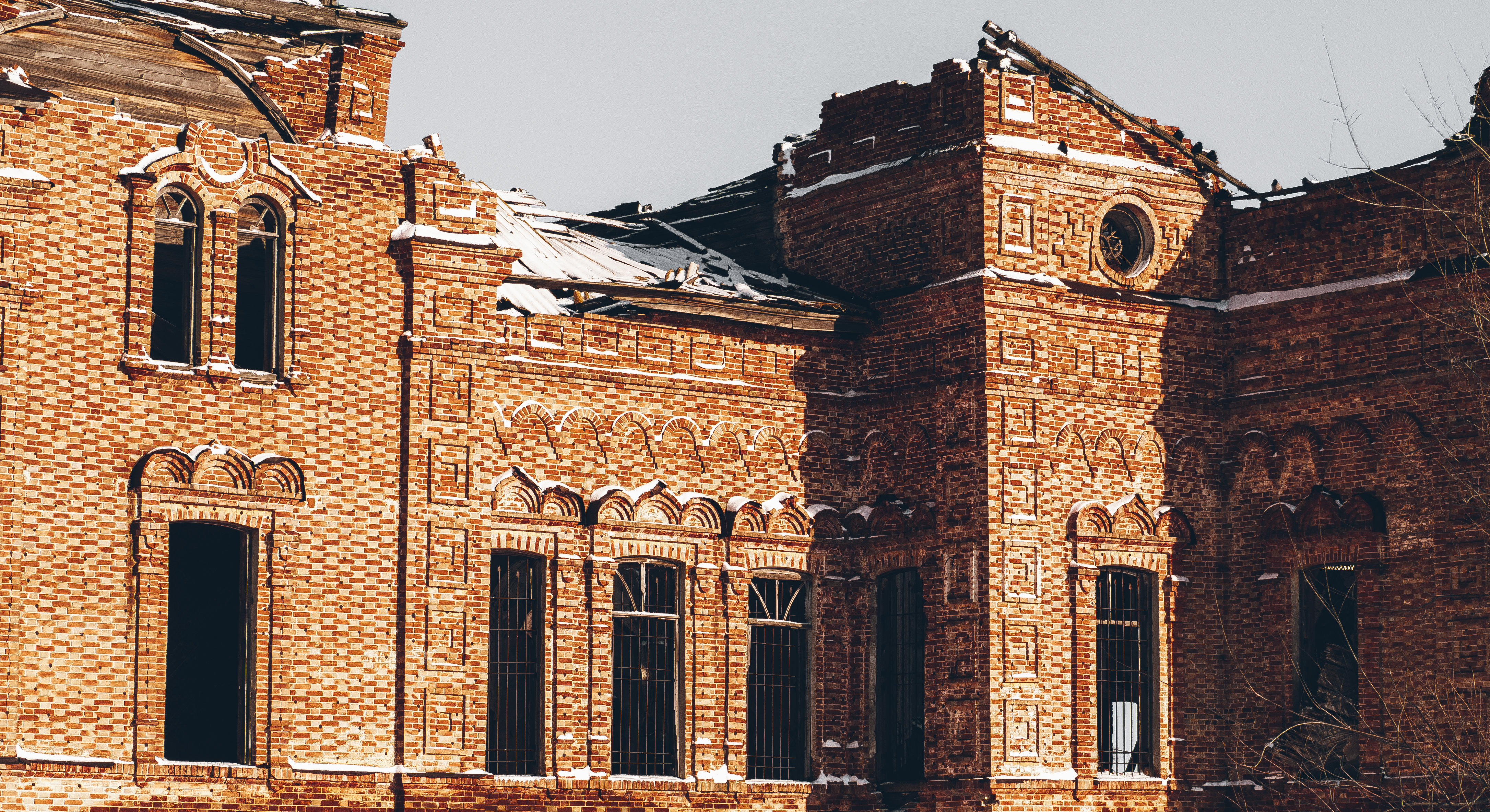 Sunlit Facade of Damaged Building · Free Stock Photo