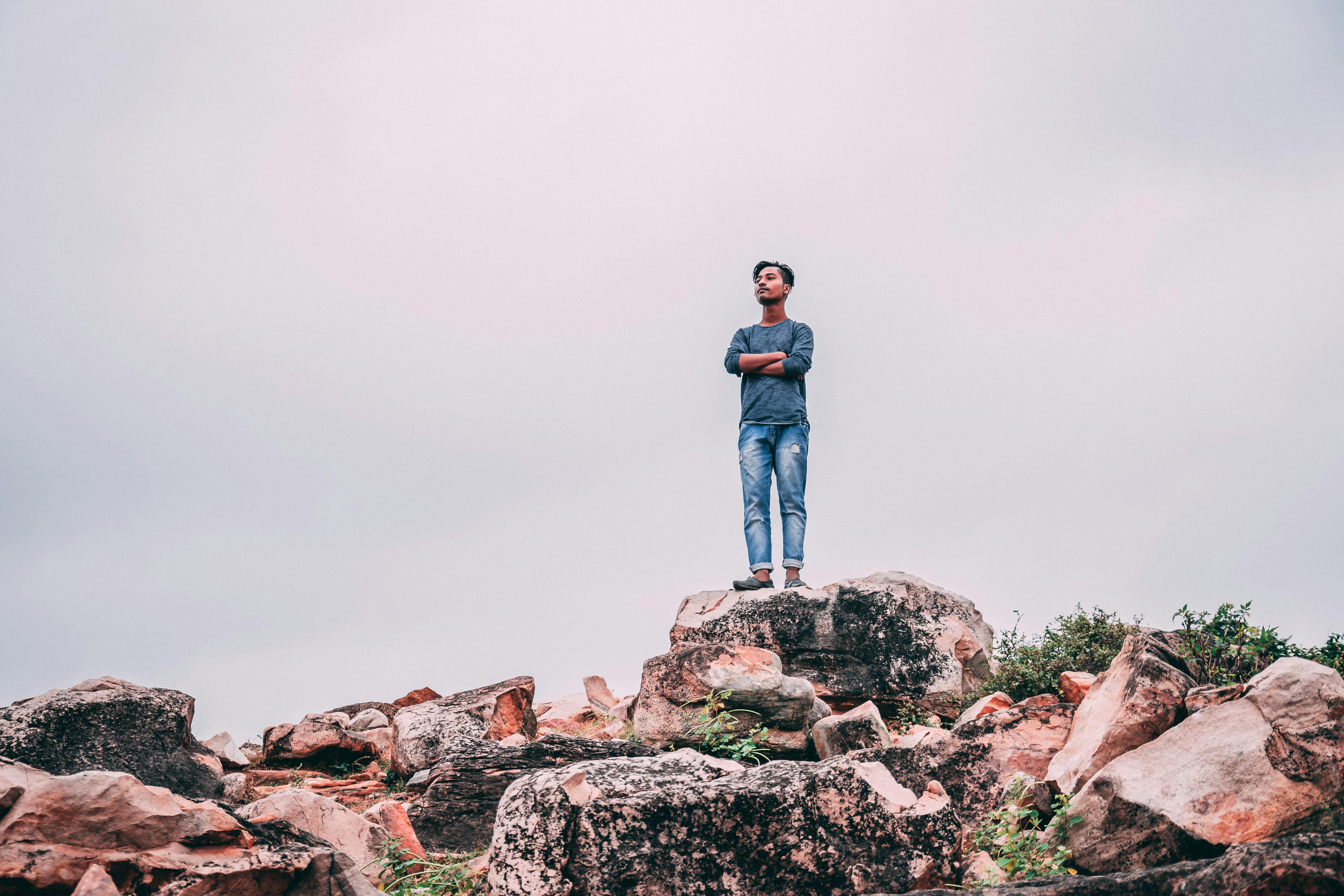 Mann, Der Auf Felsen Steht · Kostenloses Stock Foto