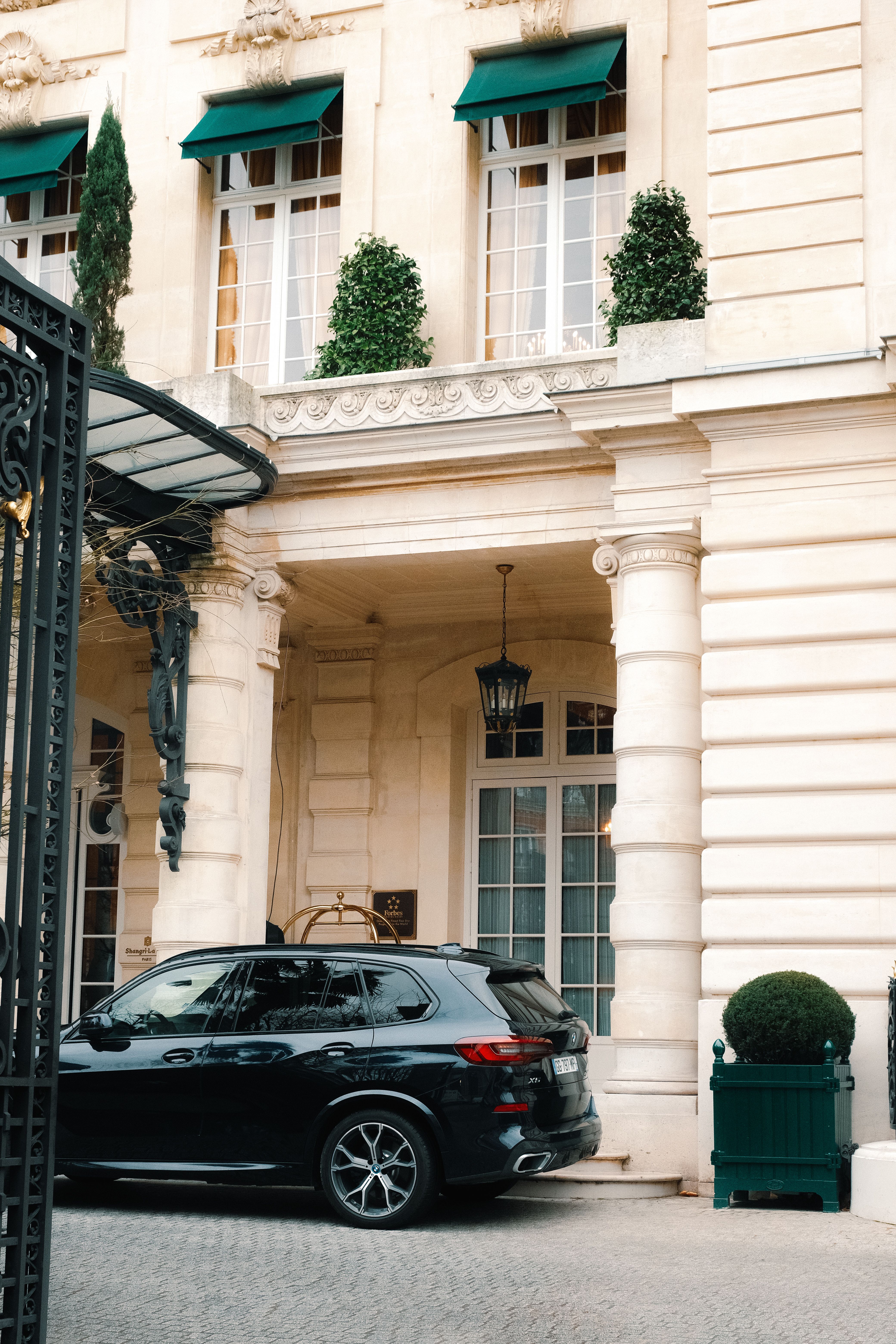 Black Car Parked near Building · Free Stock Photo