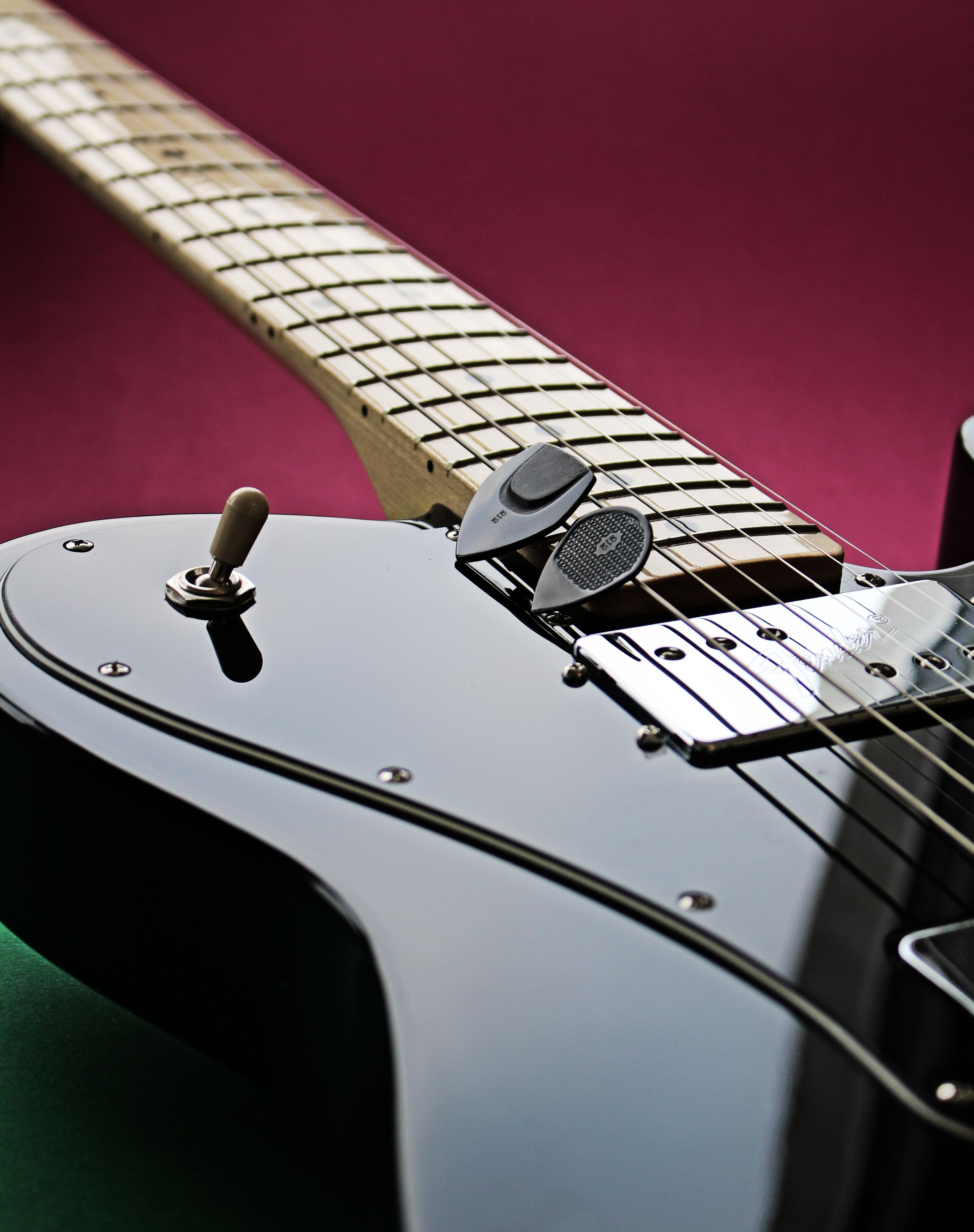 Shiny Retro Guitar · Free Stock Photo