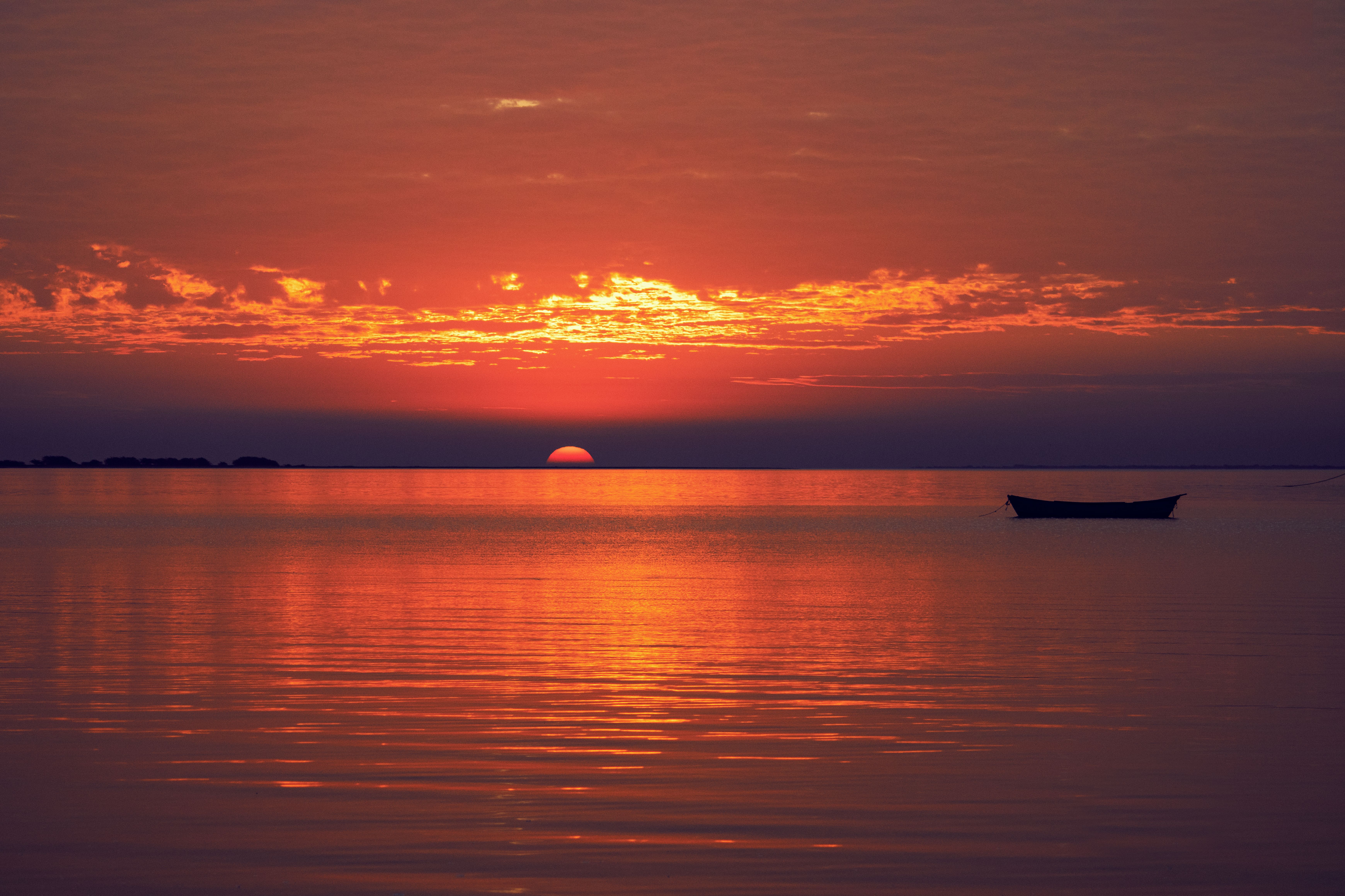 Red Sky at Sunset over Sea · Free Stock Photo